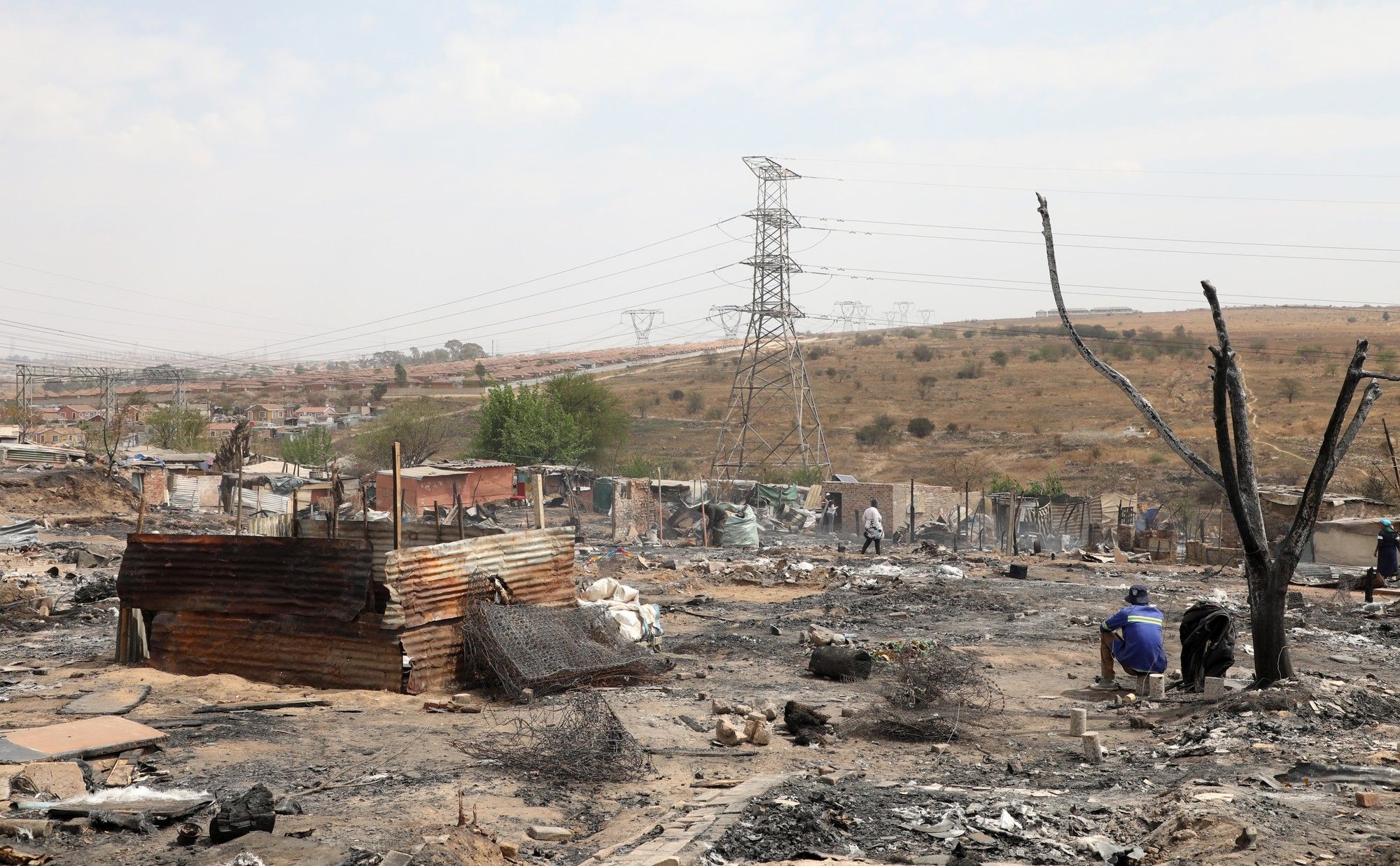 Hundreds left homeless after fire destroys shacks in Olievenhoutbosch