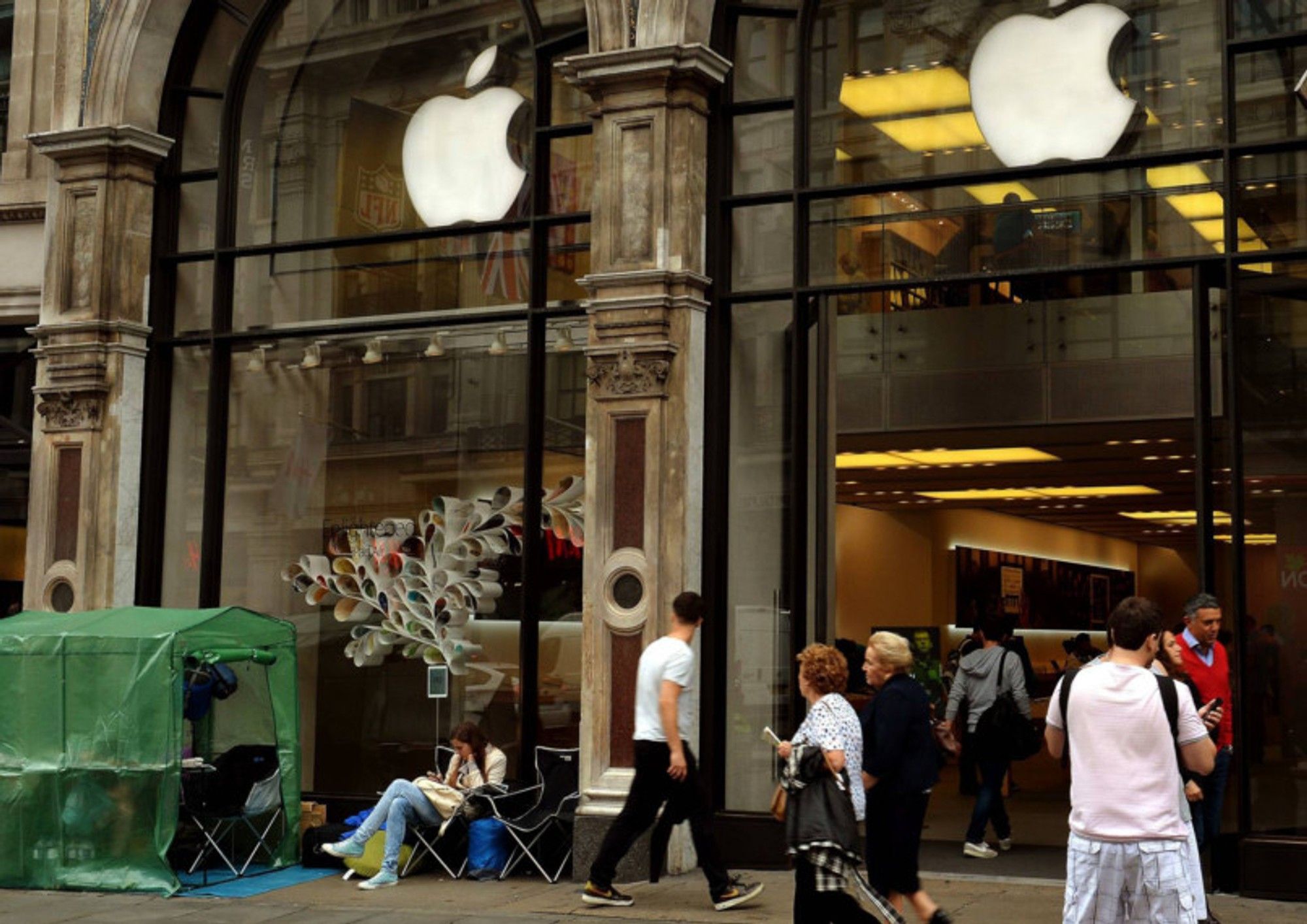 Apple's obsessive 'iSheep' fans