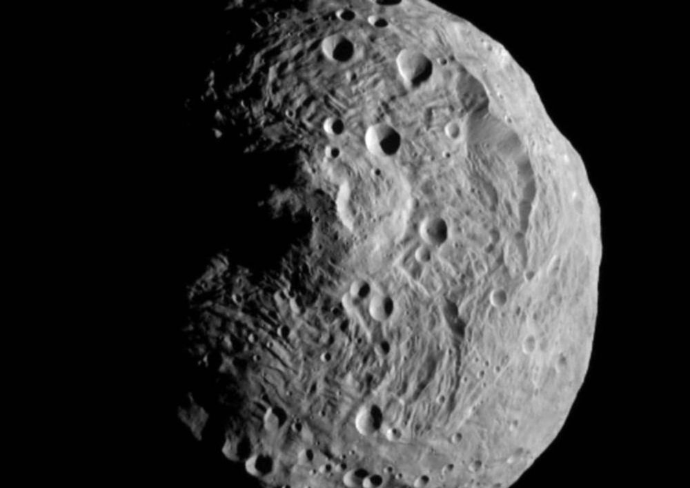 Probe gives close-up look of Vesta