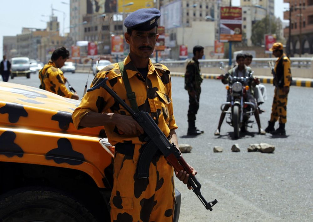 Car bomb blast near Yemeni mosque