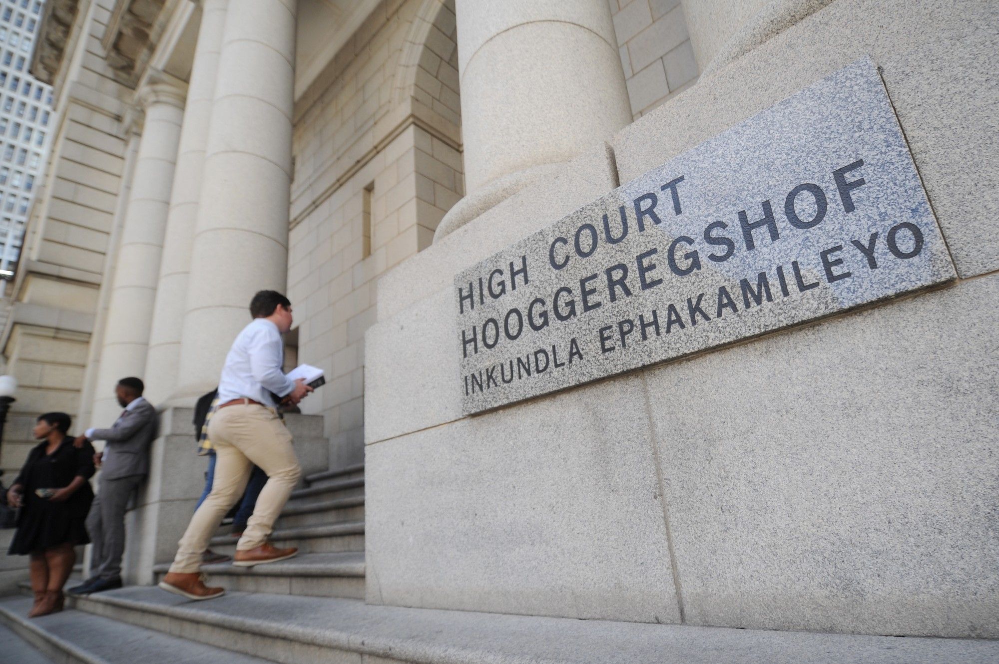 Assault on police detective in court by alleged gang member caught on ...