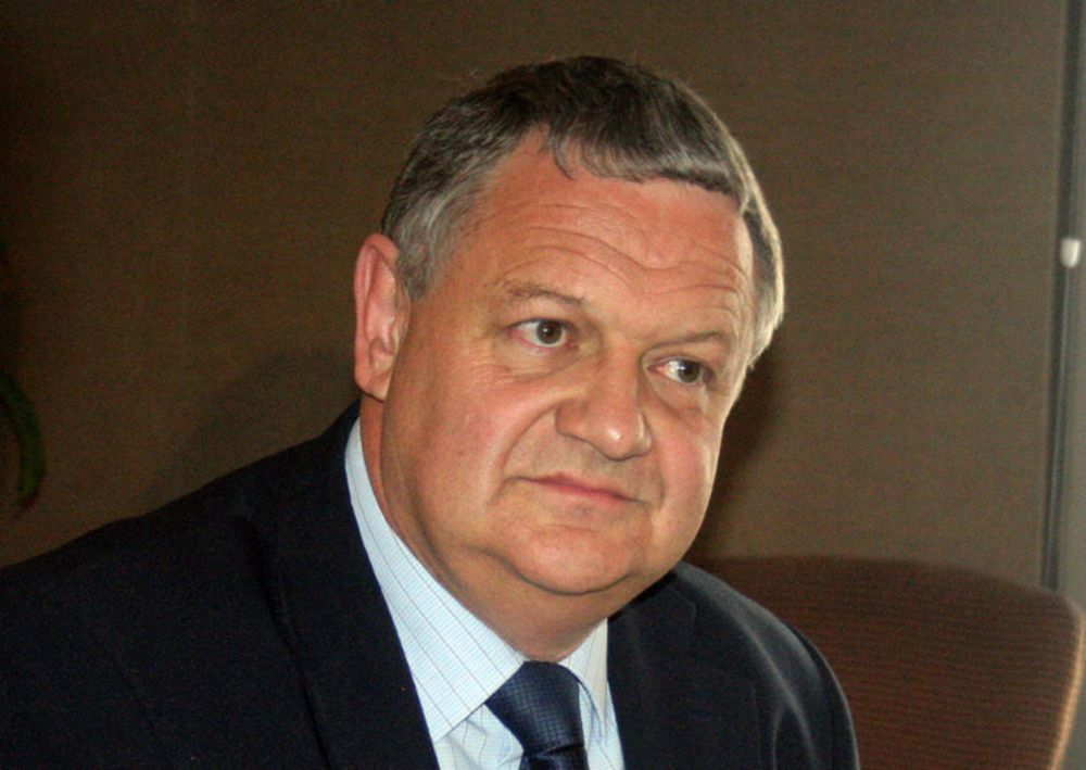 Land reform debate needed: Mulder