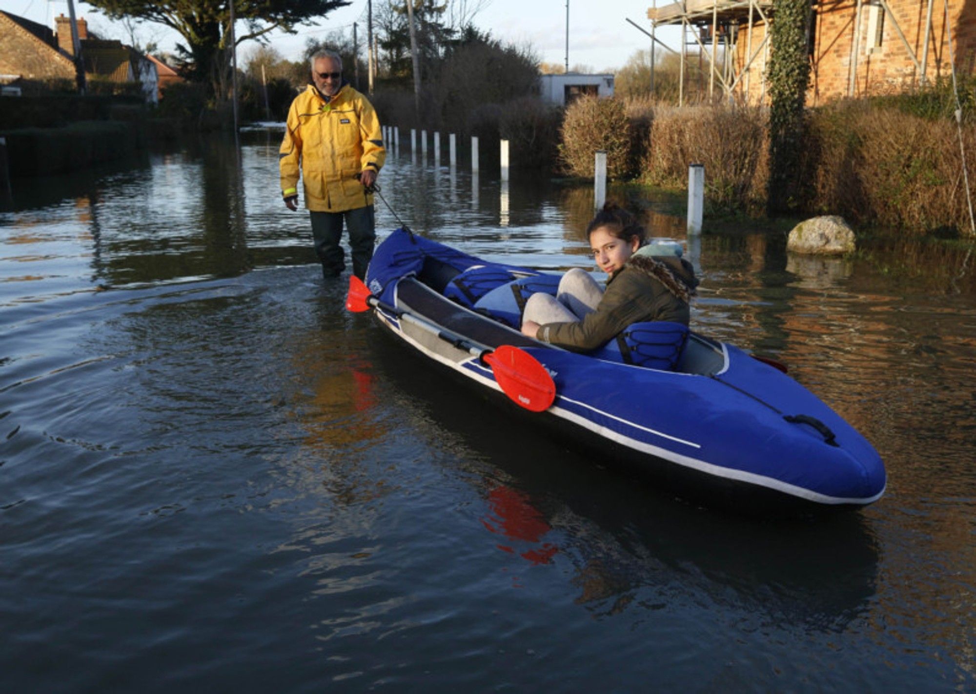 Cameron tackles flood crisis