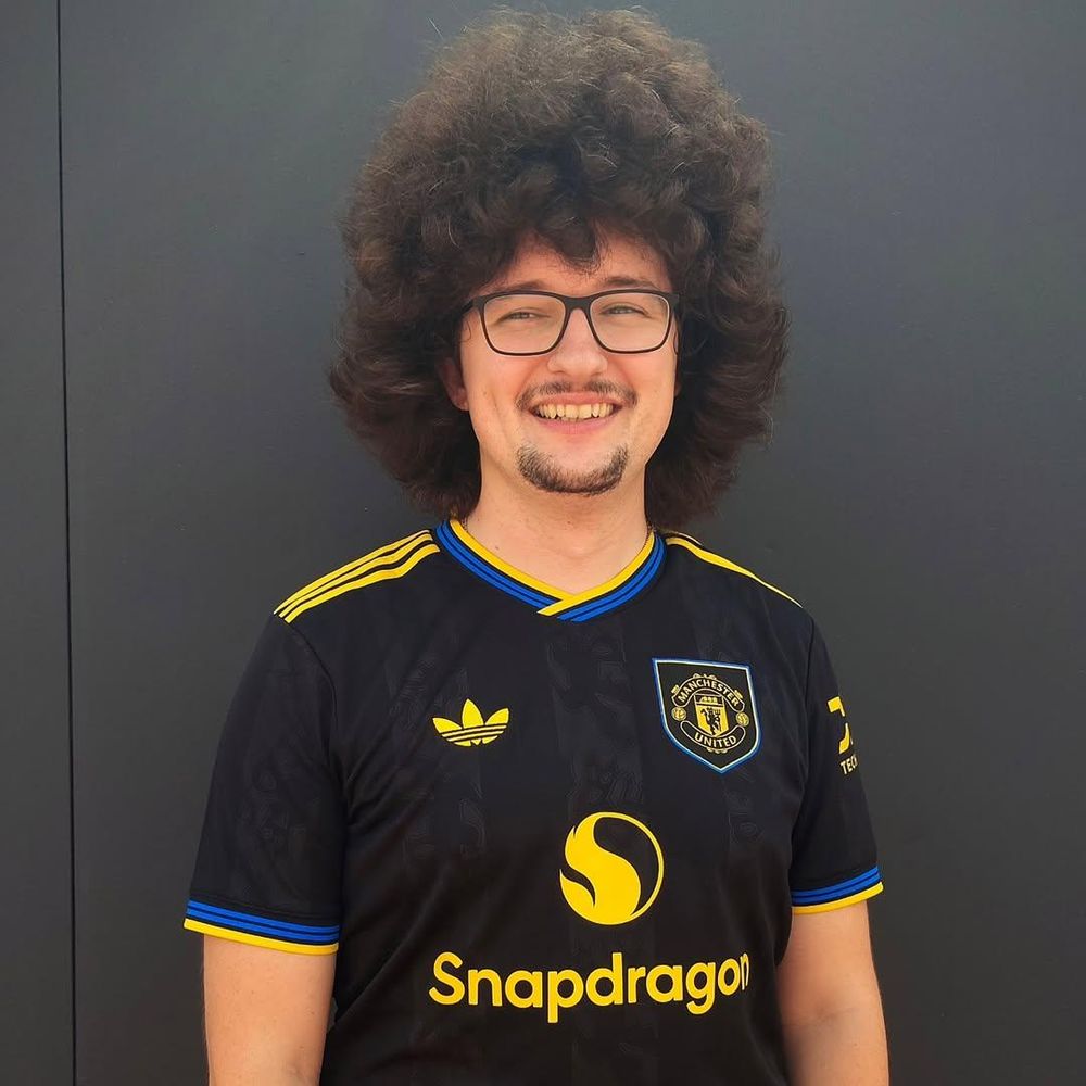 Manchester United fan vows not to cut his hair until team wins five ...