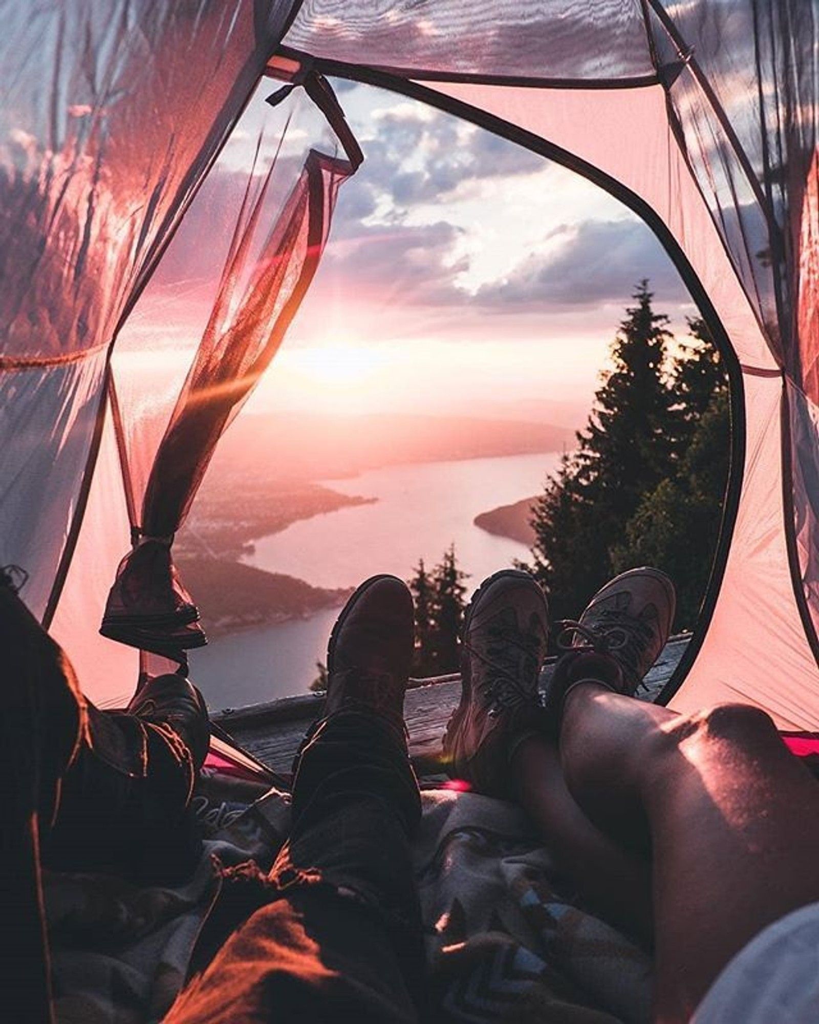 5 must-have items for the ultimate glamping trip