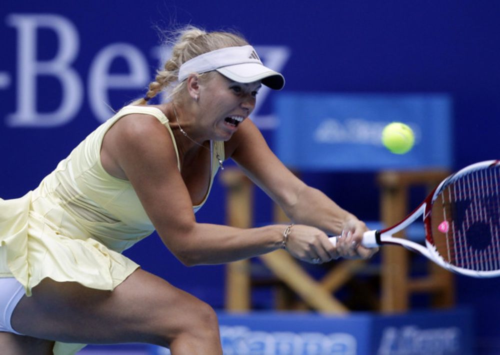 Wobbly Wozniacki advances