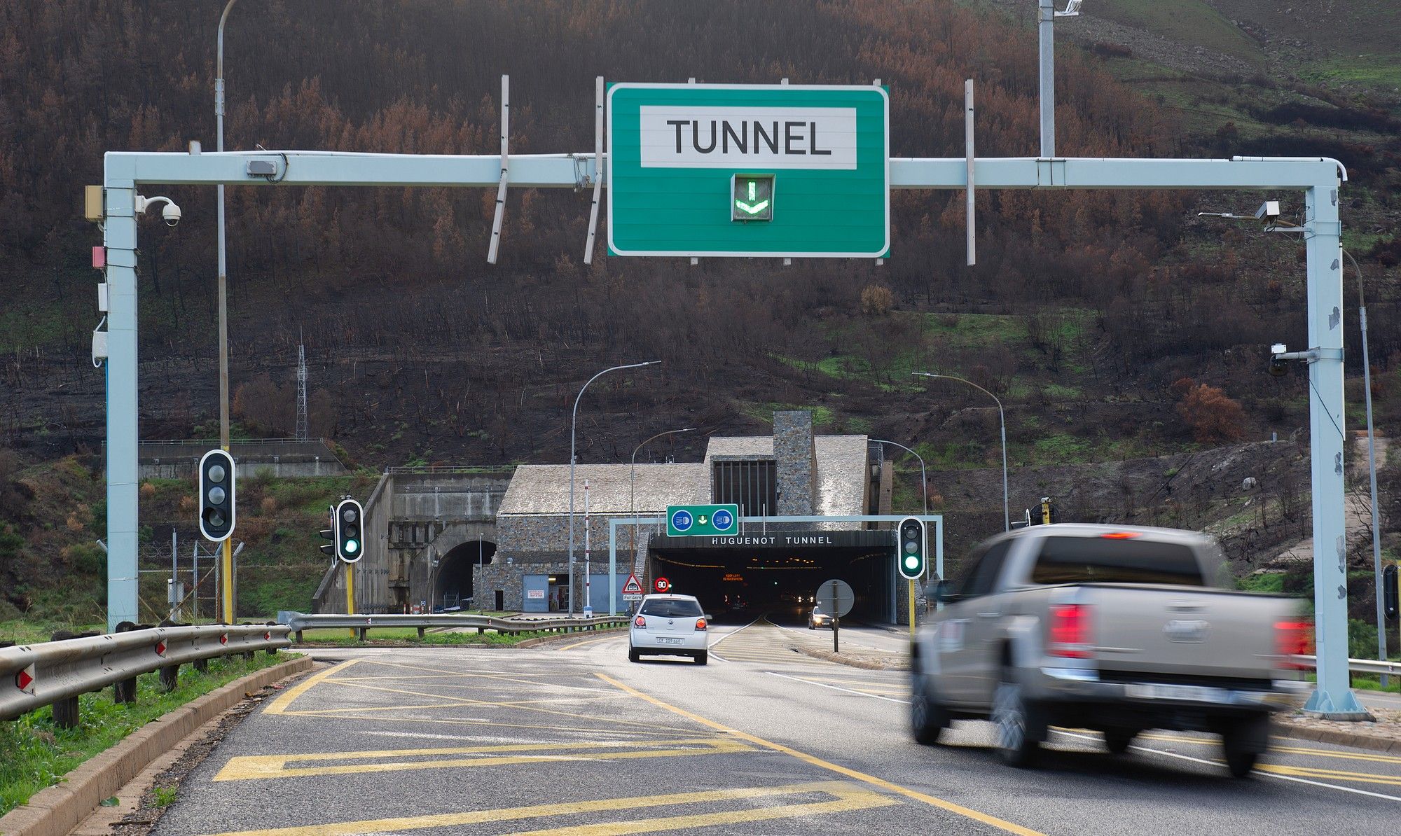 Western Cape Huguenot Tunnel remains closed after bus incident: here ...