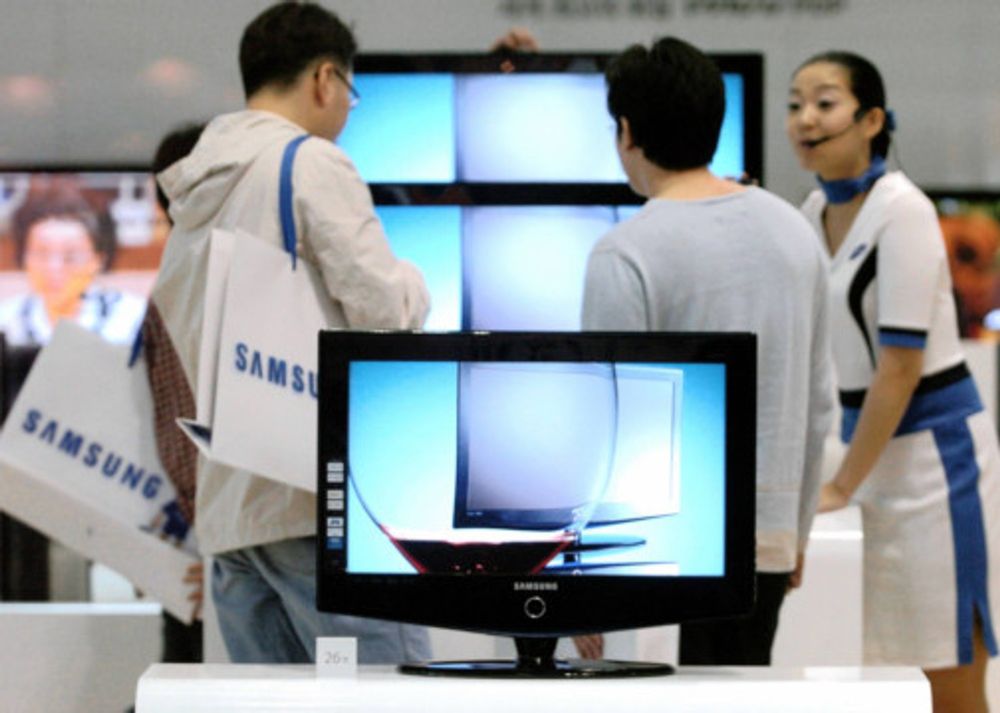China fines six screen makers