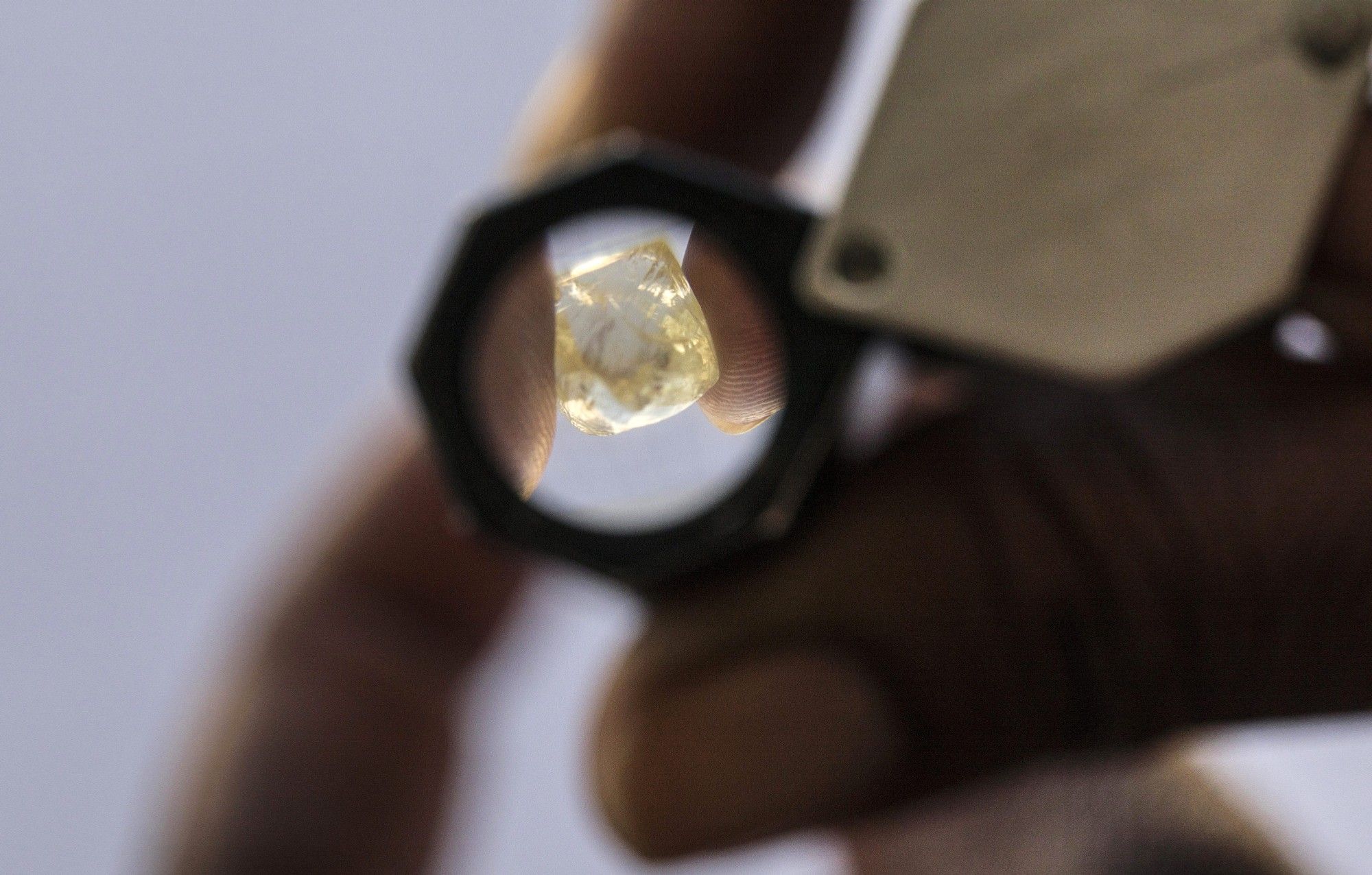 Trio arrested for dealing in unpolished diamonds