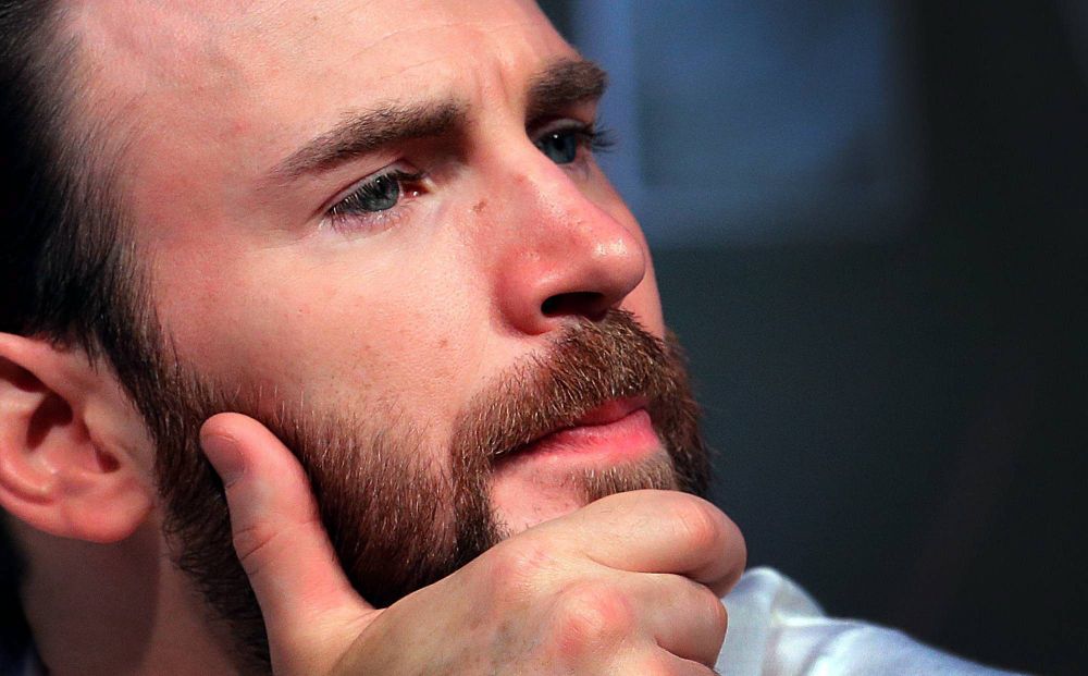LOOK: Chris Evans with puppies? Yes, please