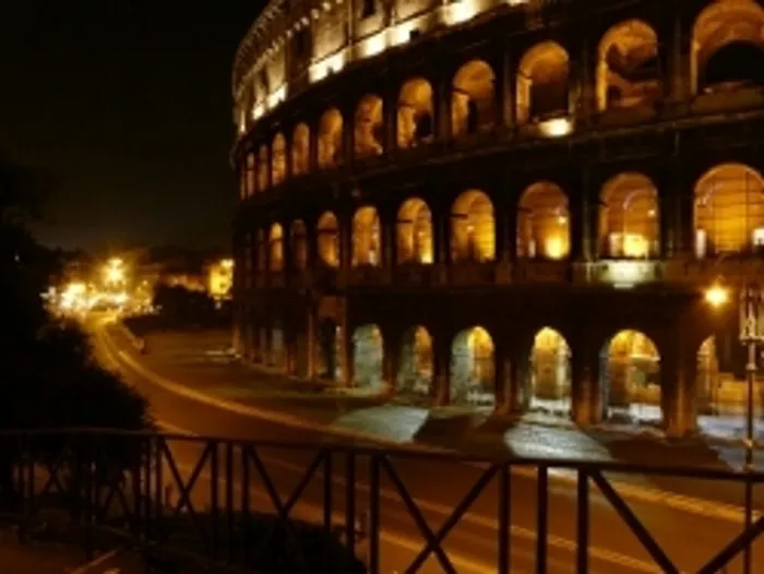 Swords clanging, tourists learn gladiator skills in Rome