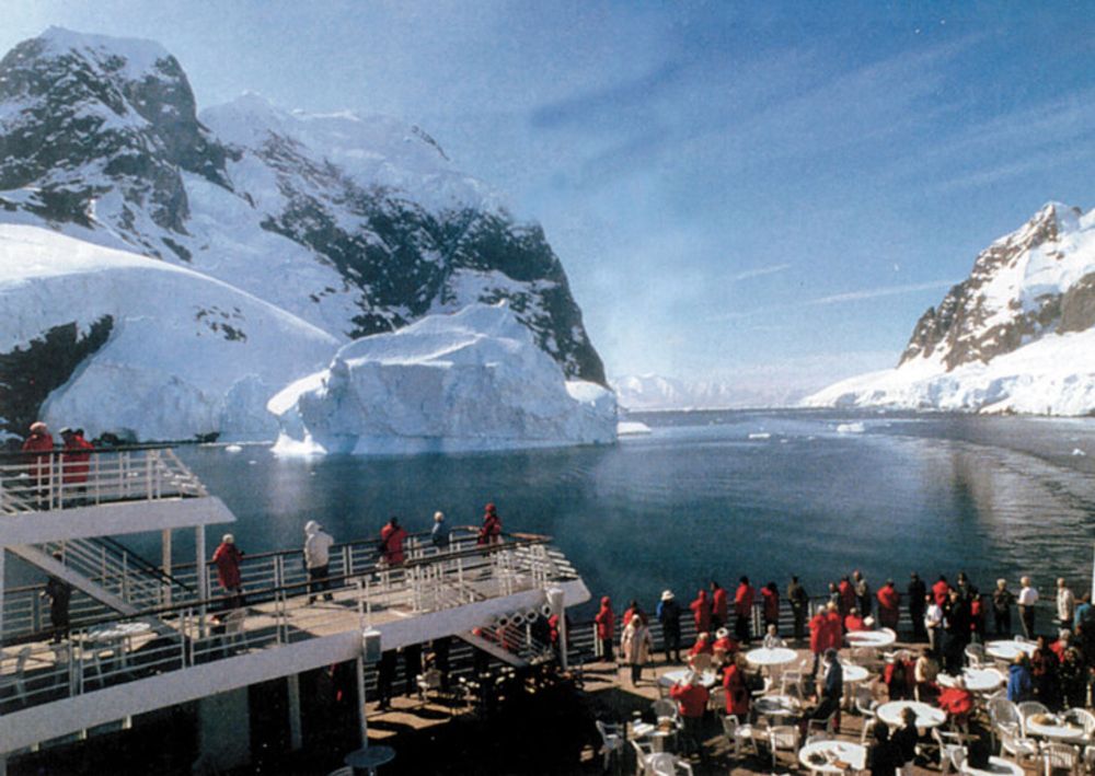 Tourism threat to Antarctica, warn scientists