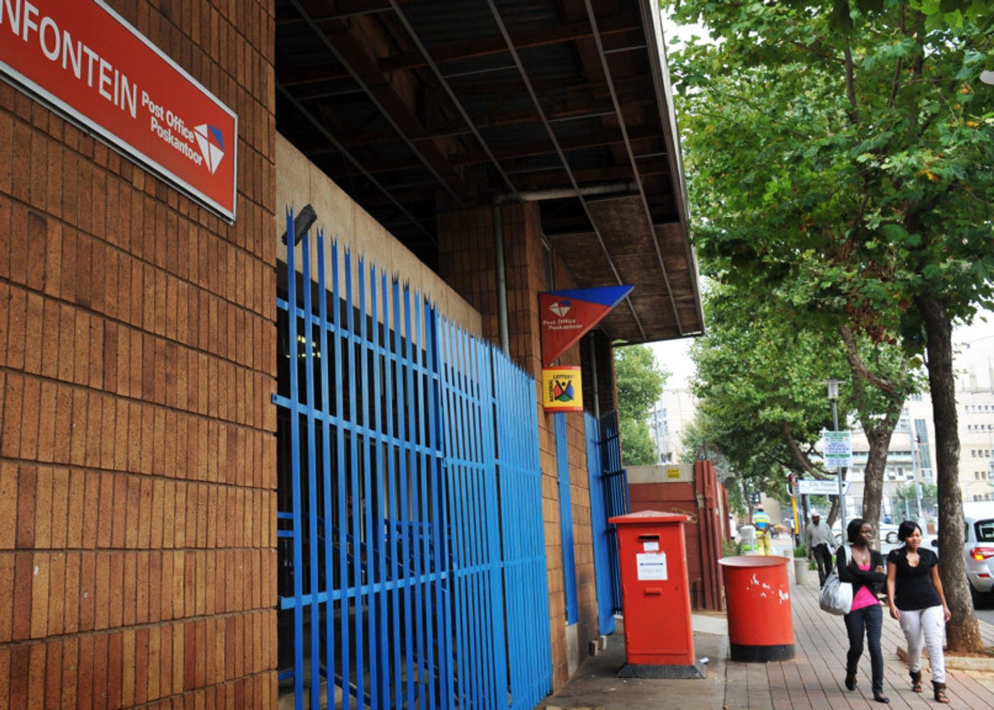 Cops hunt post office robbers
