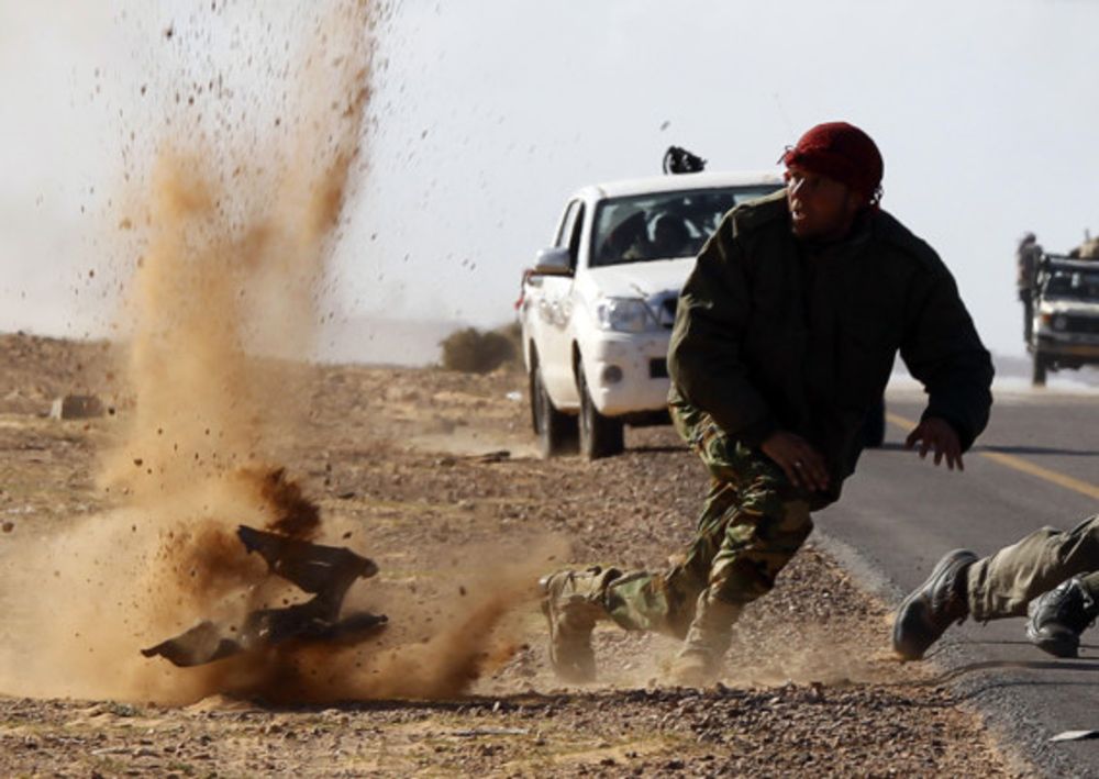 Gaddafi troops close in on rebels