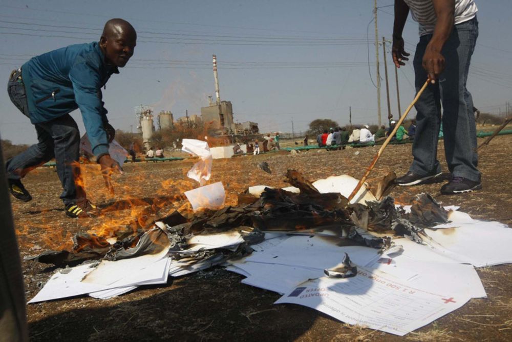 Lonmin sees light, but mines in trouble