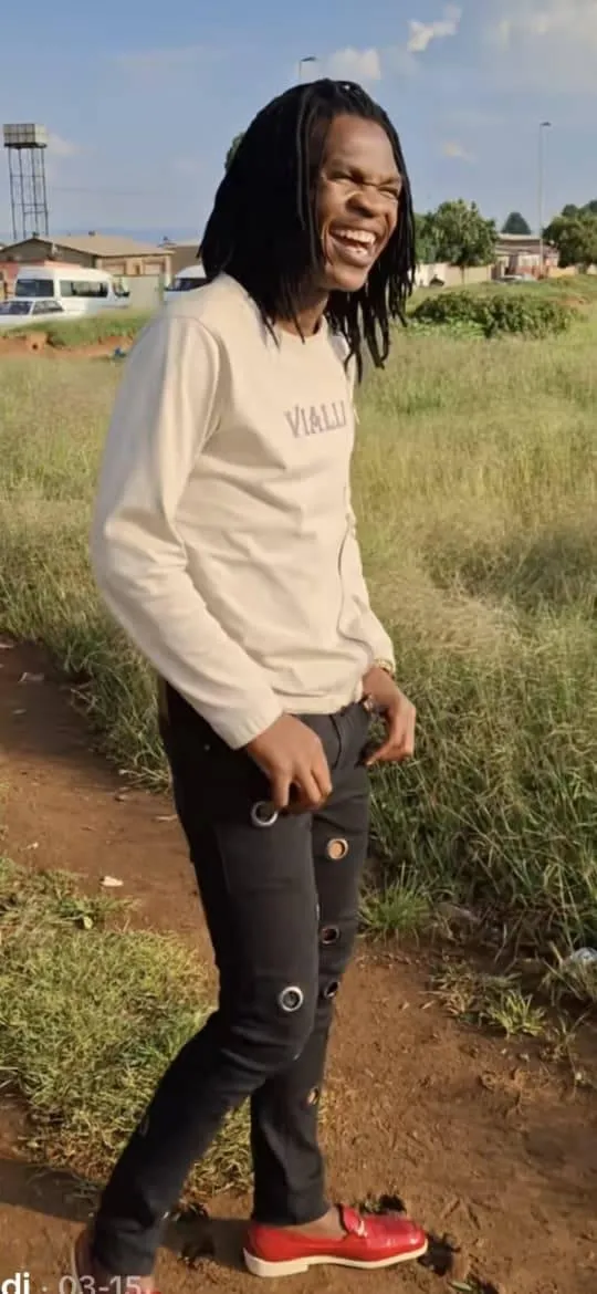 Usinga olwangenza ngaveza umphambili esteji -Gcabashe