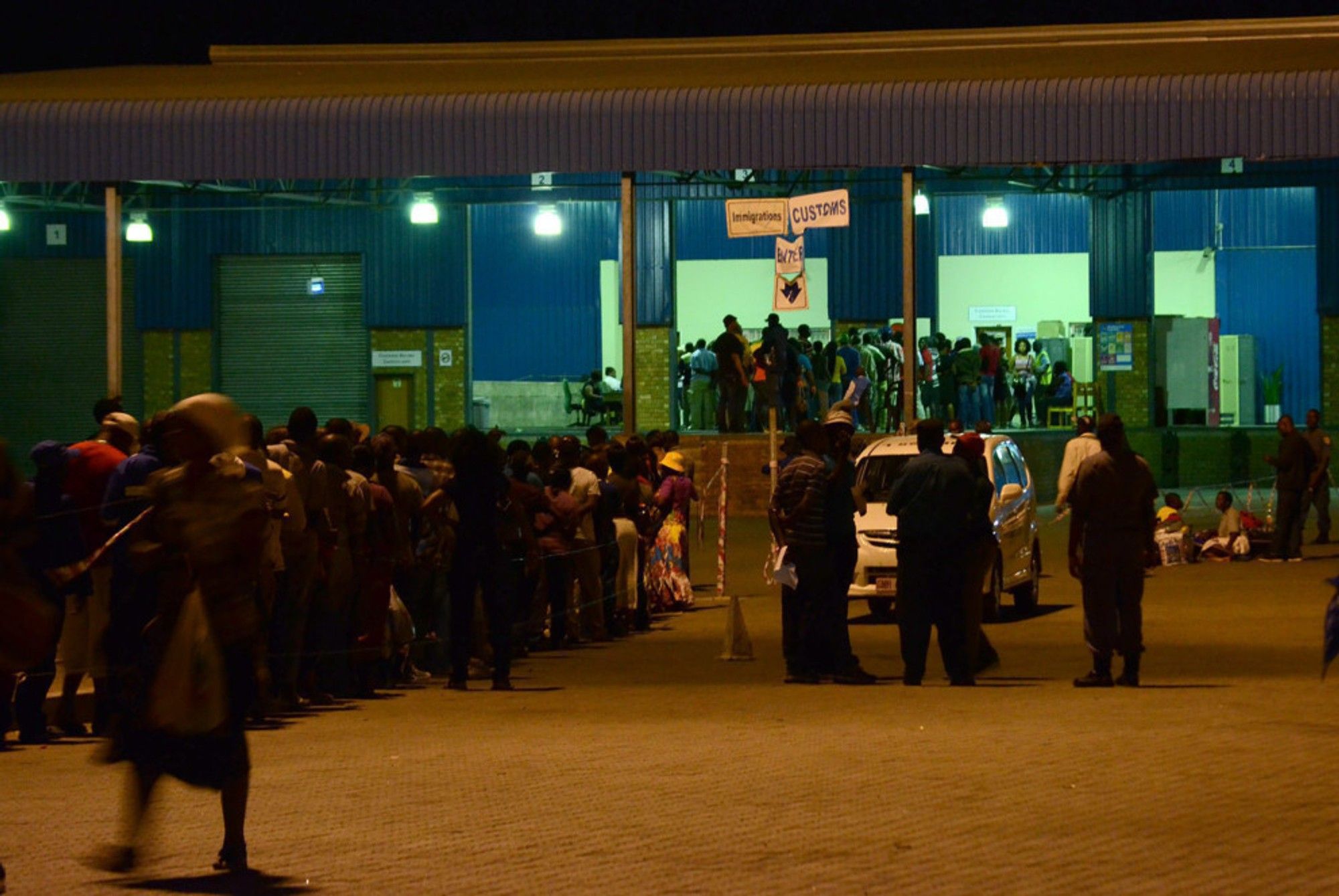 Cross-border runners brave borders with bribery in Zimbabwe