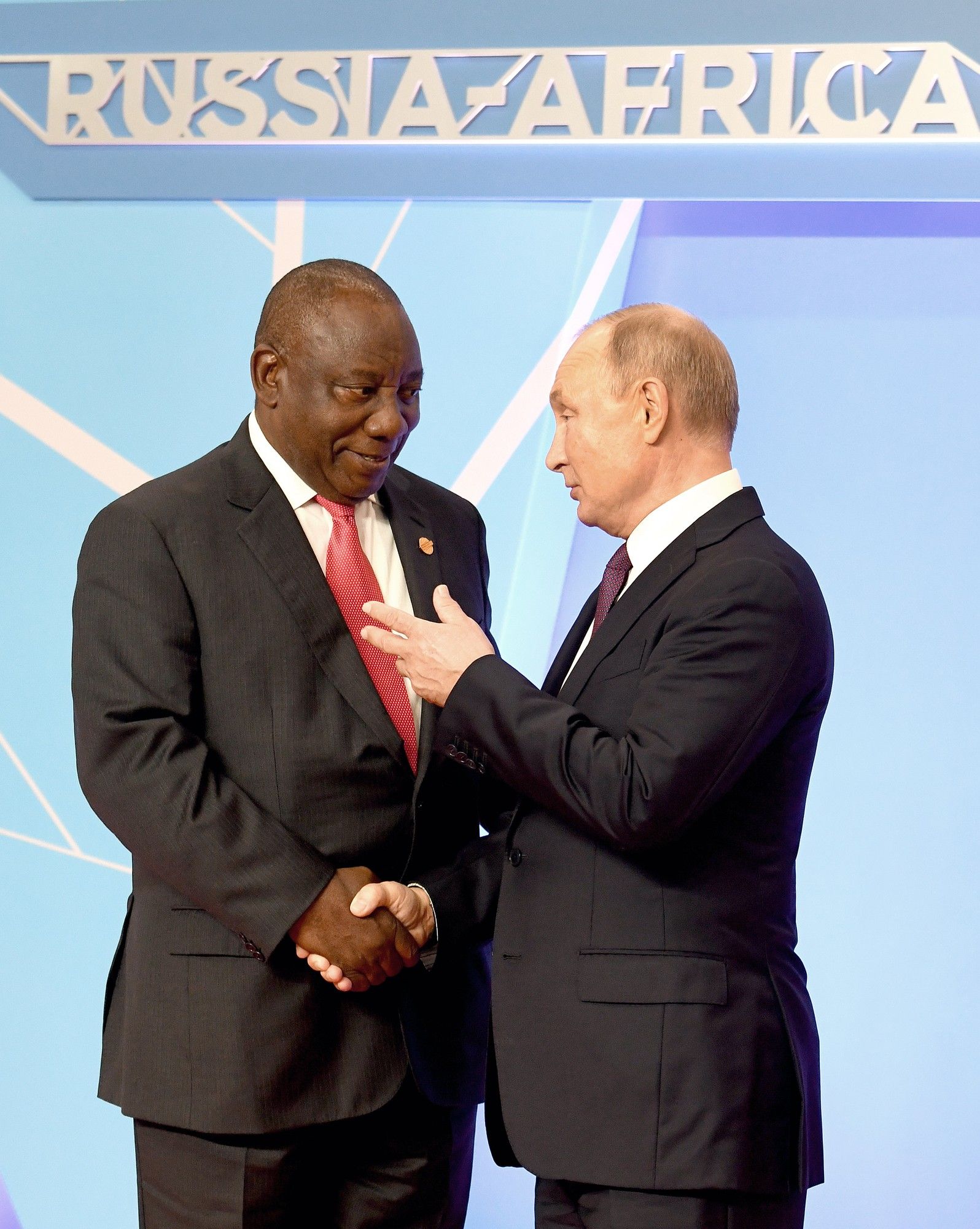 President Ramaphosa receives briefing from President Putin on Trump meeting