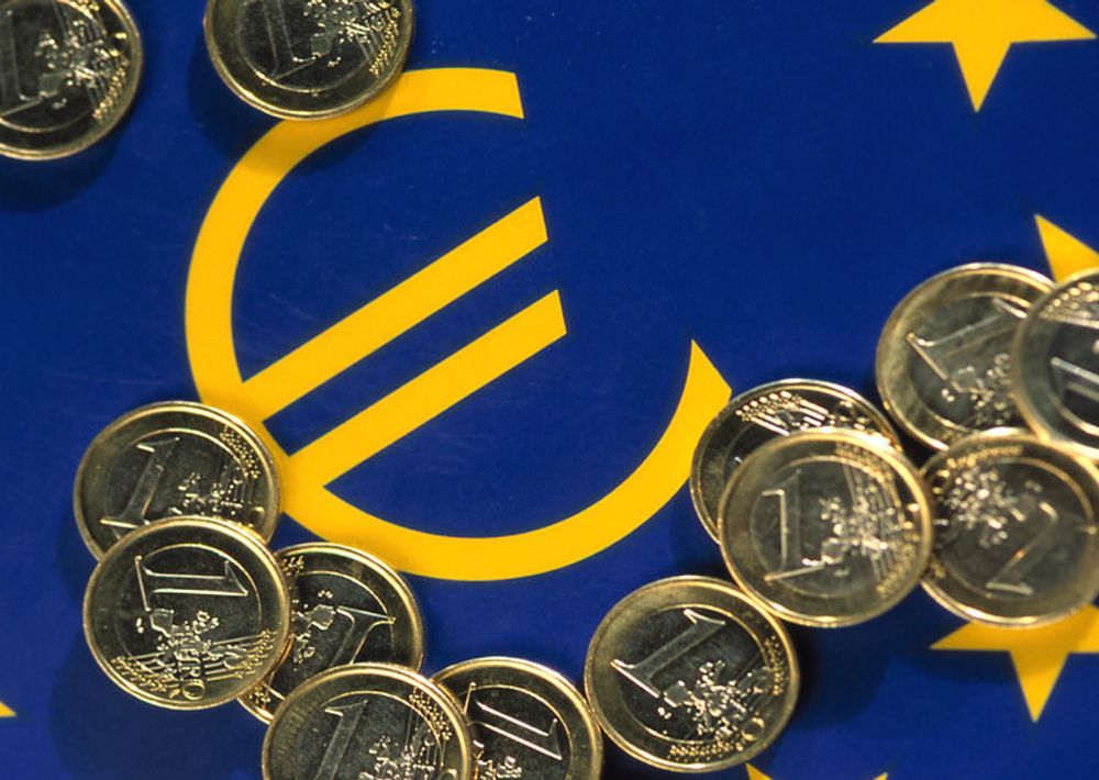 Euro slides on Irish fiscal crisis