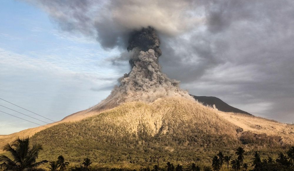 Indonesia volcano eruption forces airport closure and flight disruptions