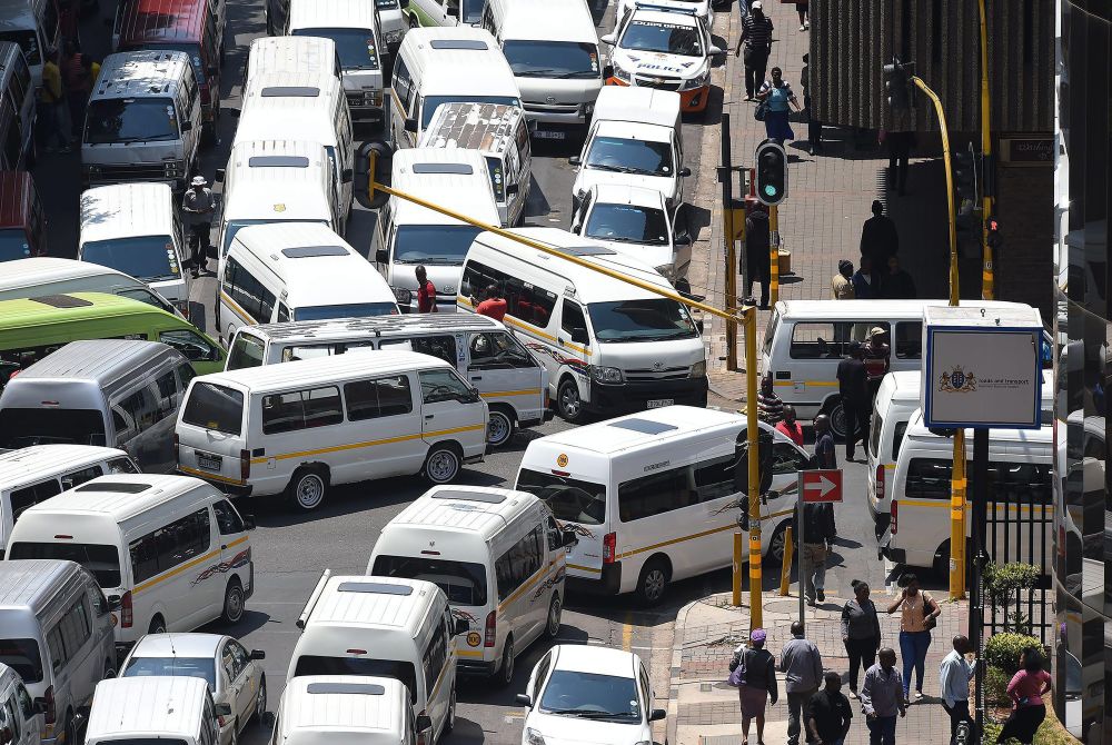 WATCH: Reckless Phoenix taxi drivers angers commuters