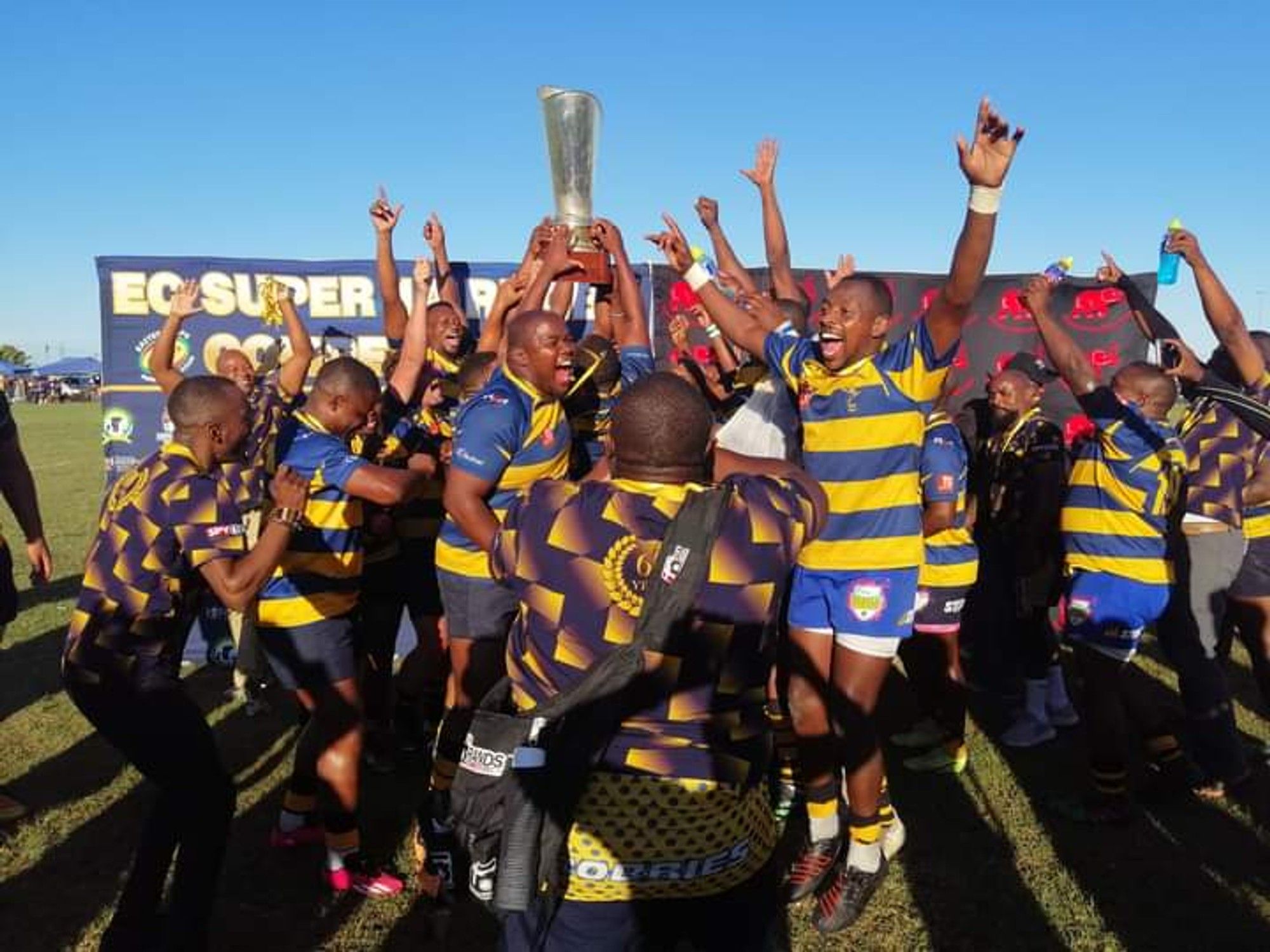 UZangqa uziqhwabela izandla iBobbies ezithathe indebe yeSuper 14
