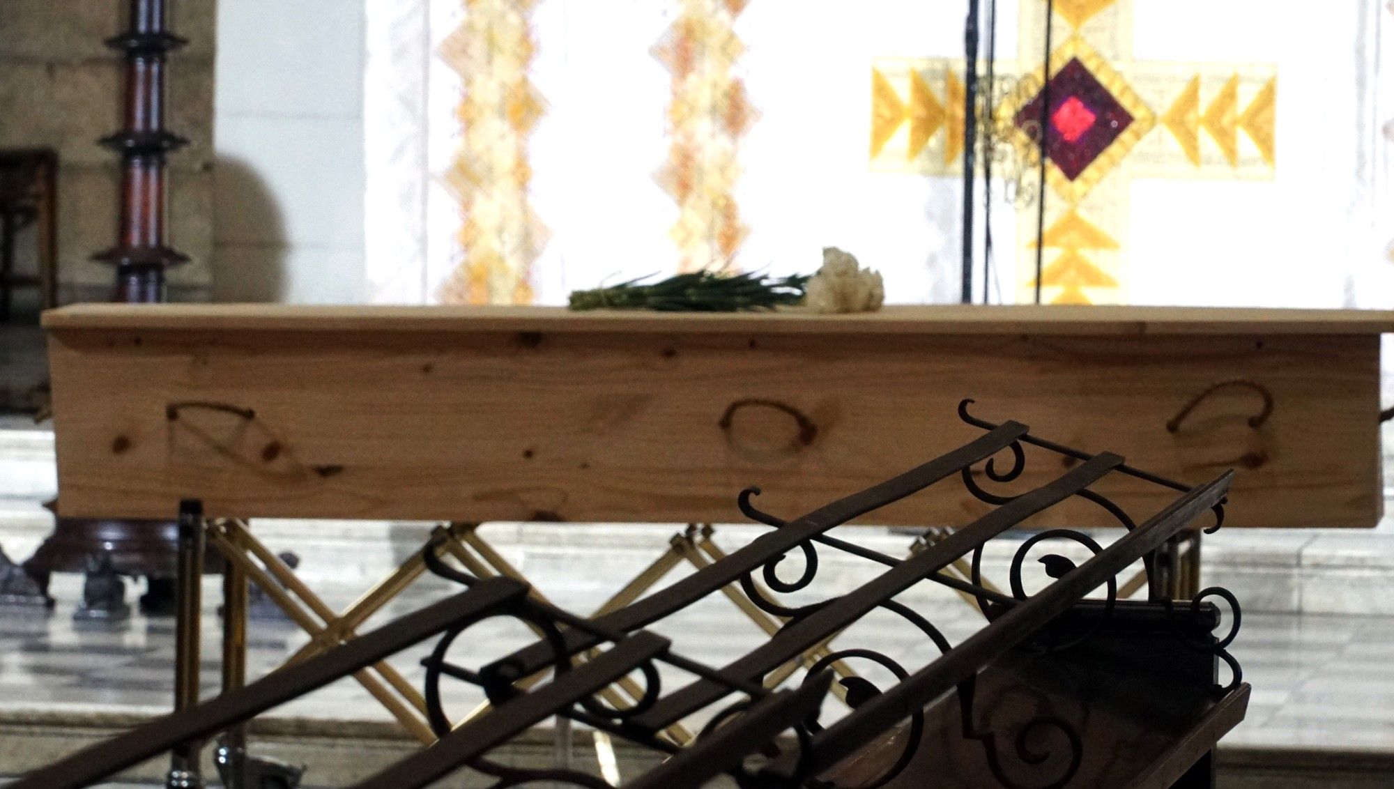 A simple pine coffin for Arch