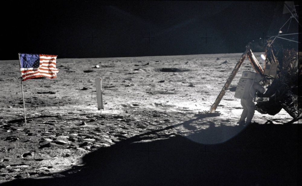 Nasa to honour Armstrong