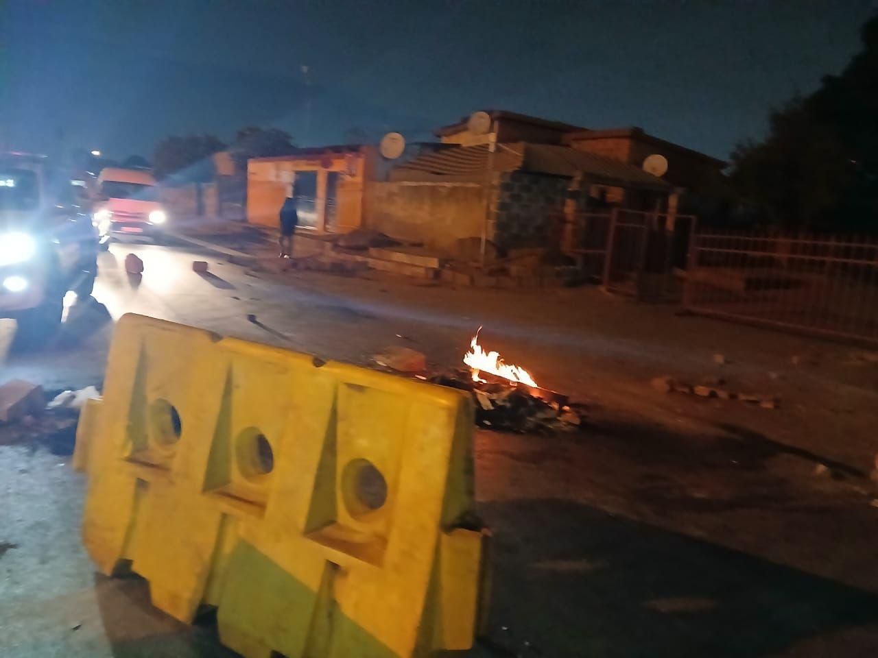 Tembisa residents block roads, clash with police over rising ...
