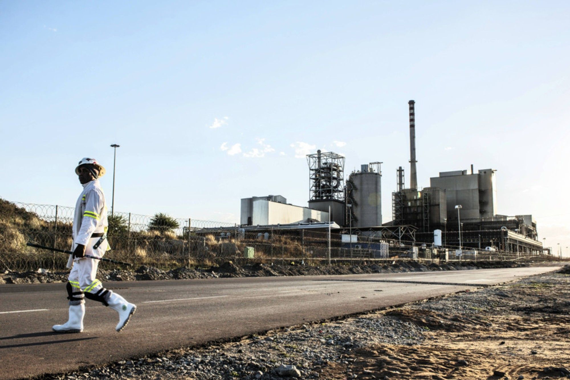 Lonmin shares slump after weaker output results