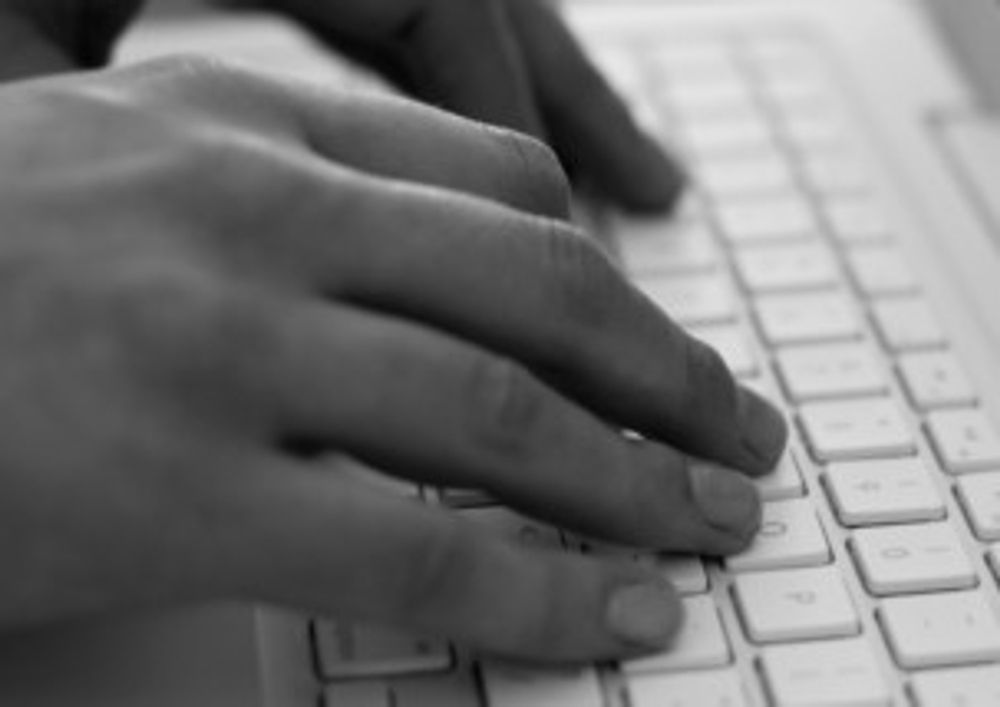 India cracks down on Internet after violence