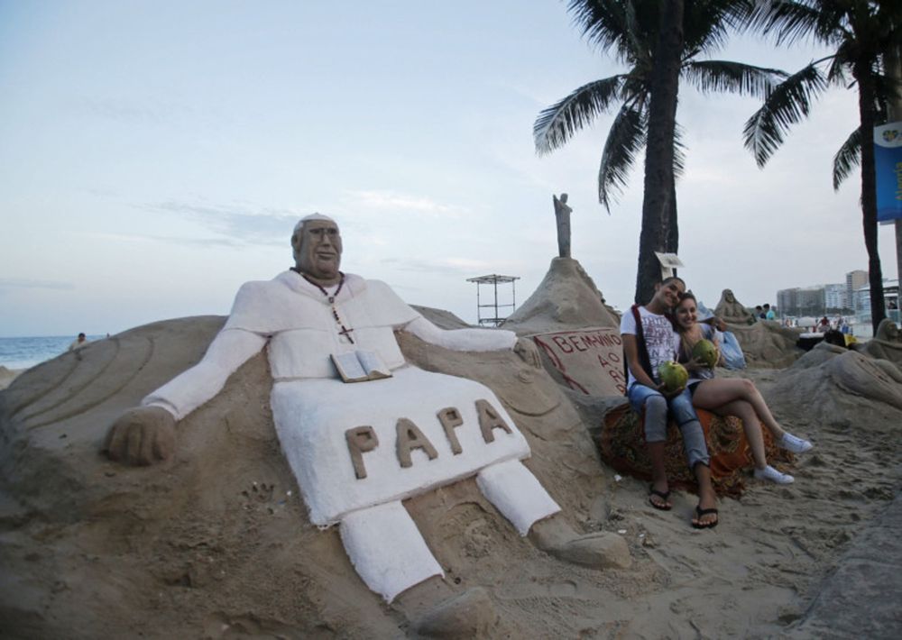 Papal sand sculpture a hit in Rio