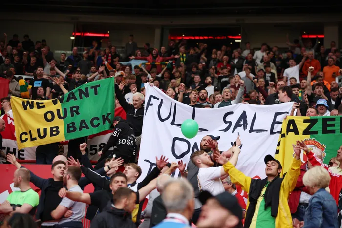 Manchester United share price tumbles over R13 billion with club sale ...