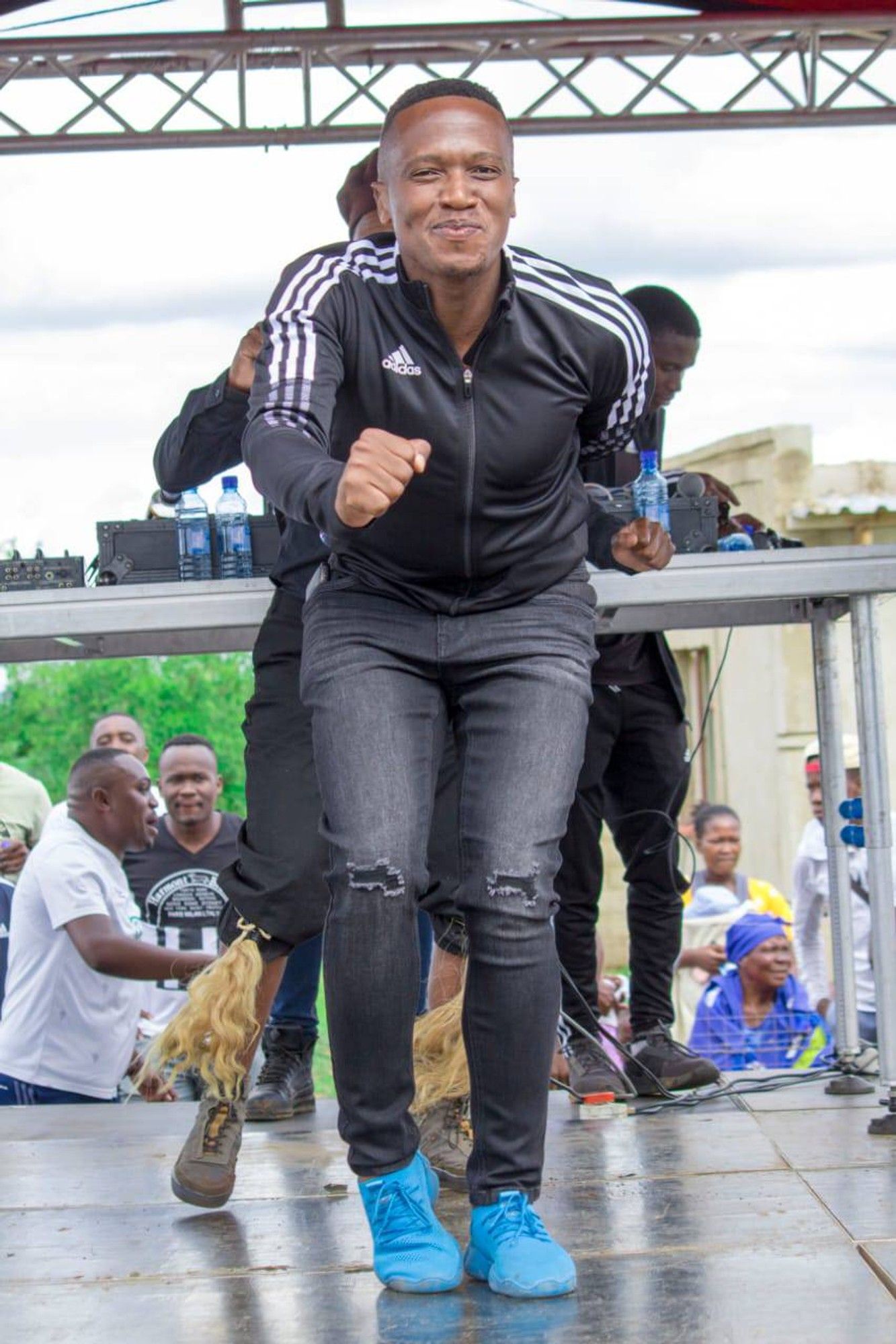 UGatsheni uswele umzila azofaka kuwo itekisi