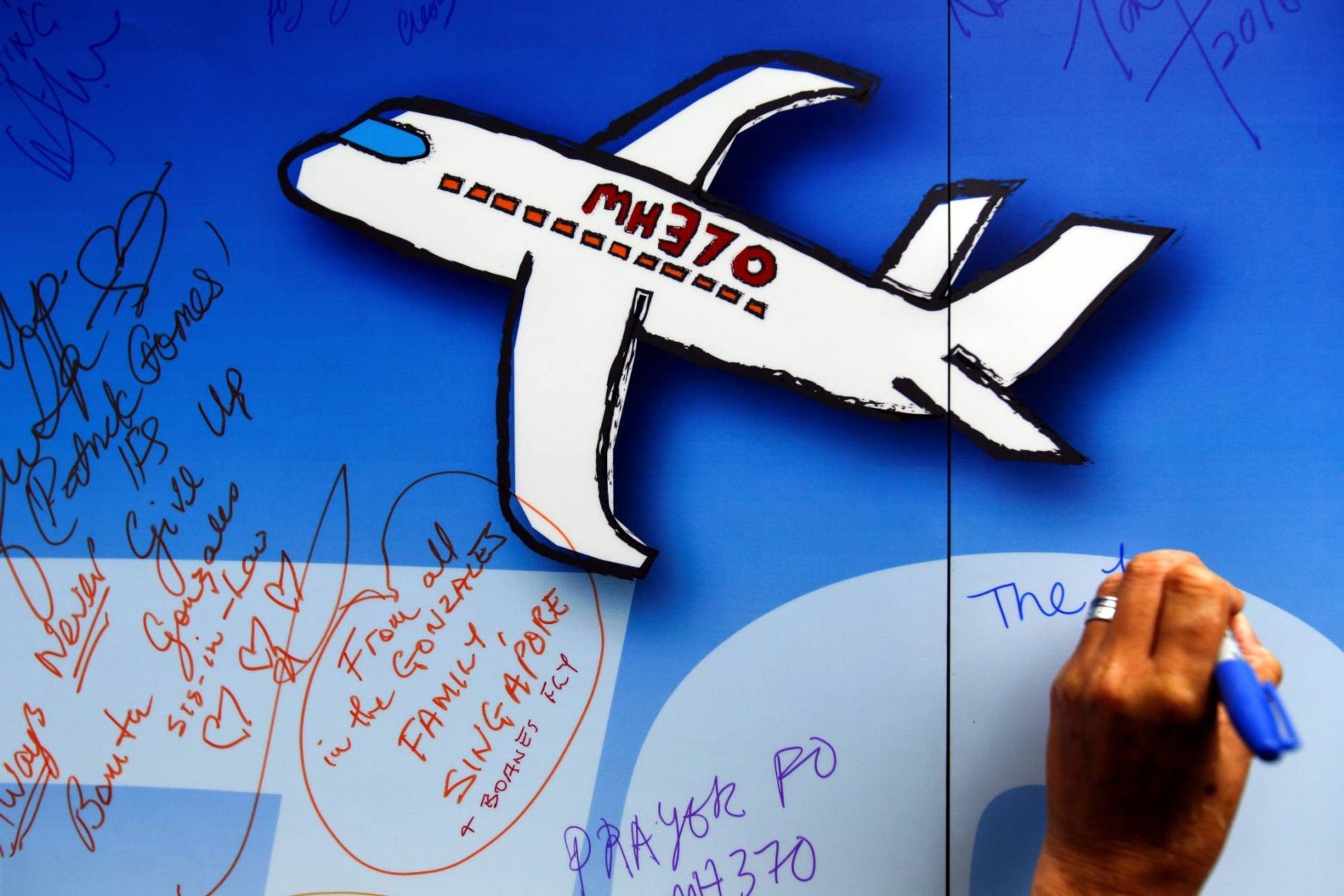 MH370 wing flap examined for clues