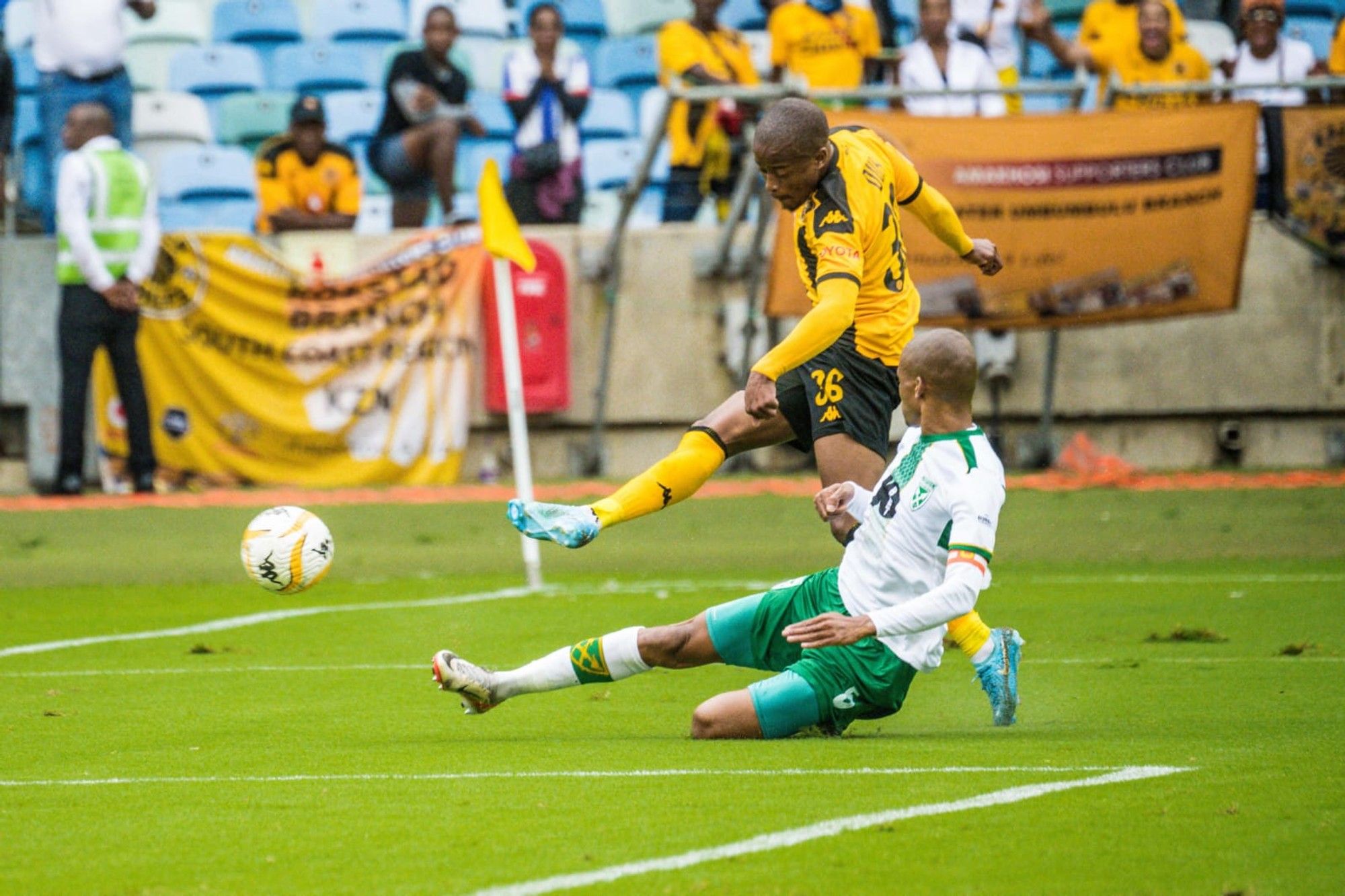 Amakhosi akhatywe ngesithende aphuma eqhwalela eMoses Mabhida Stadium