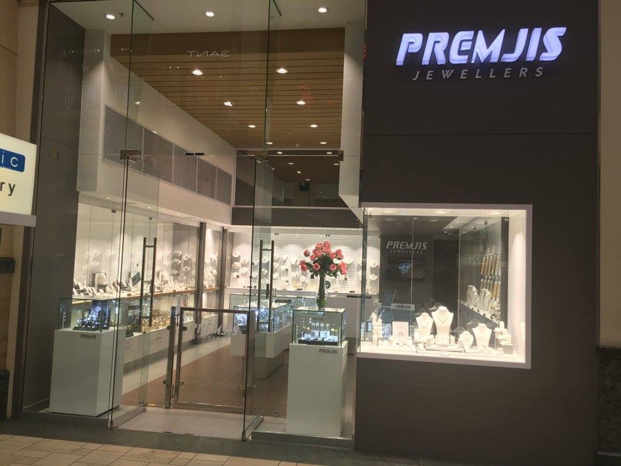 Manager and staff arrested for allegedly ‘stole jewellery worth over R3 ...