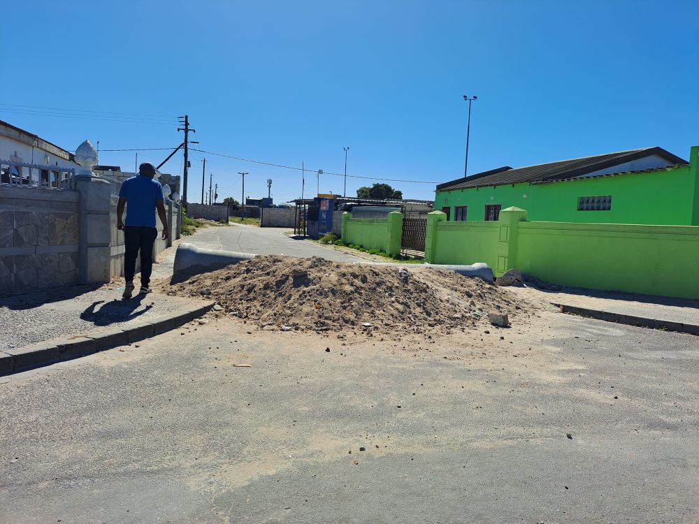 Mfuleni residents fight crime in creative roadblocks
