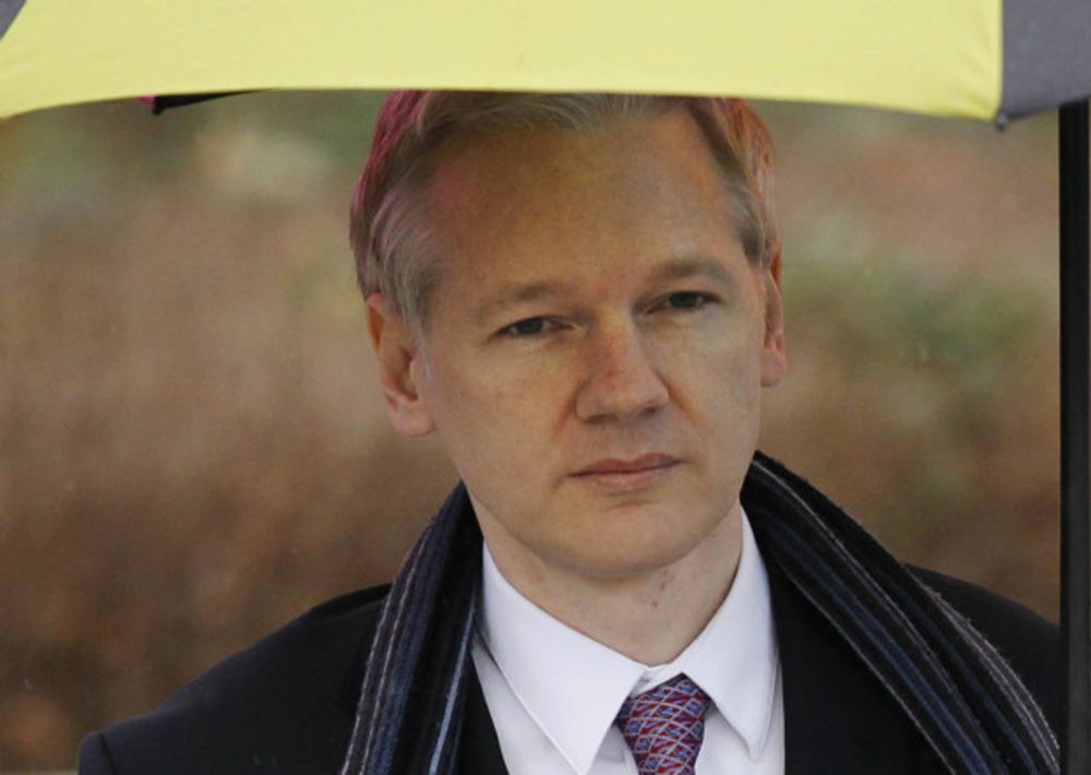 Assange confronts Gillard