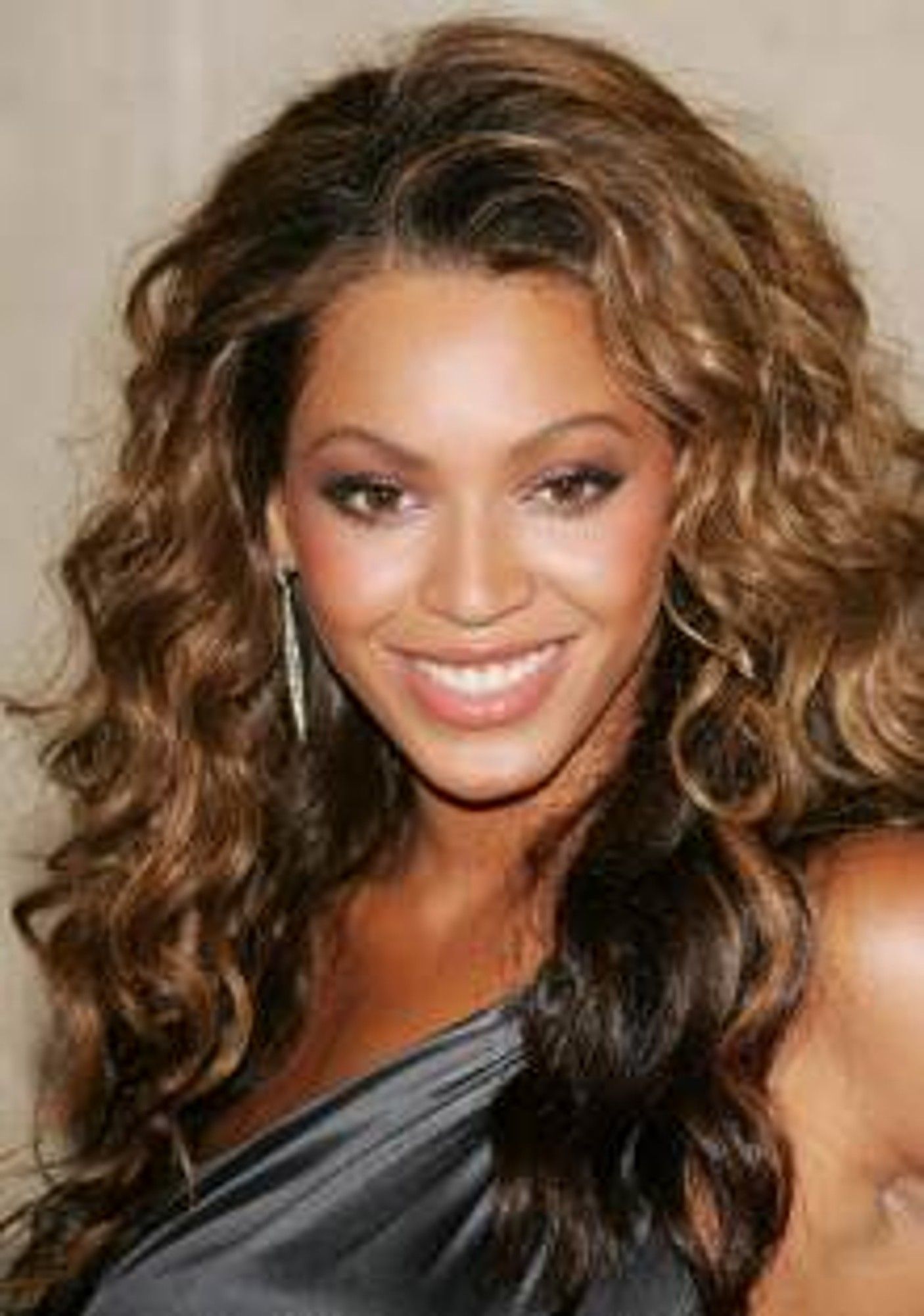 Beyoncé wows with risqué outfit