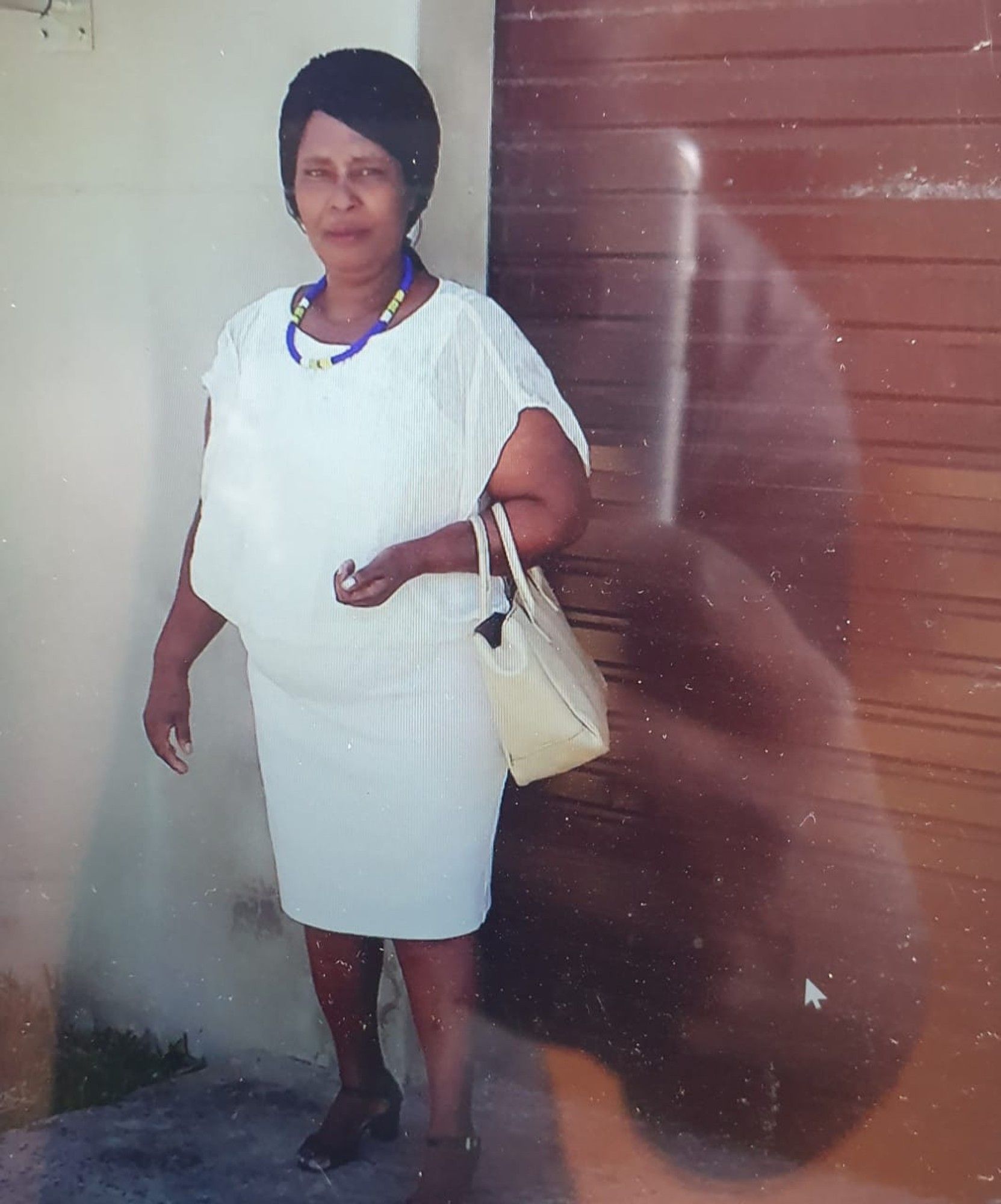 Kusolwa umkhuba ekhaya ngotholwe emotweni yakhe eseshonile esonakele