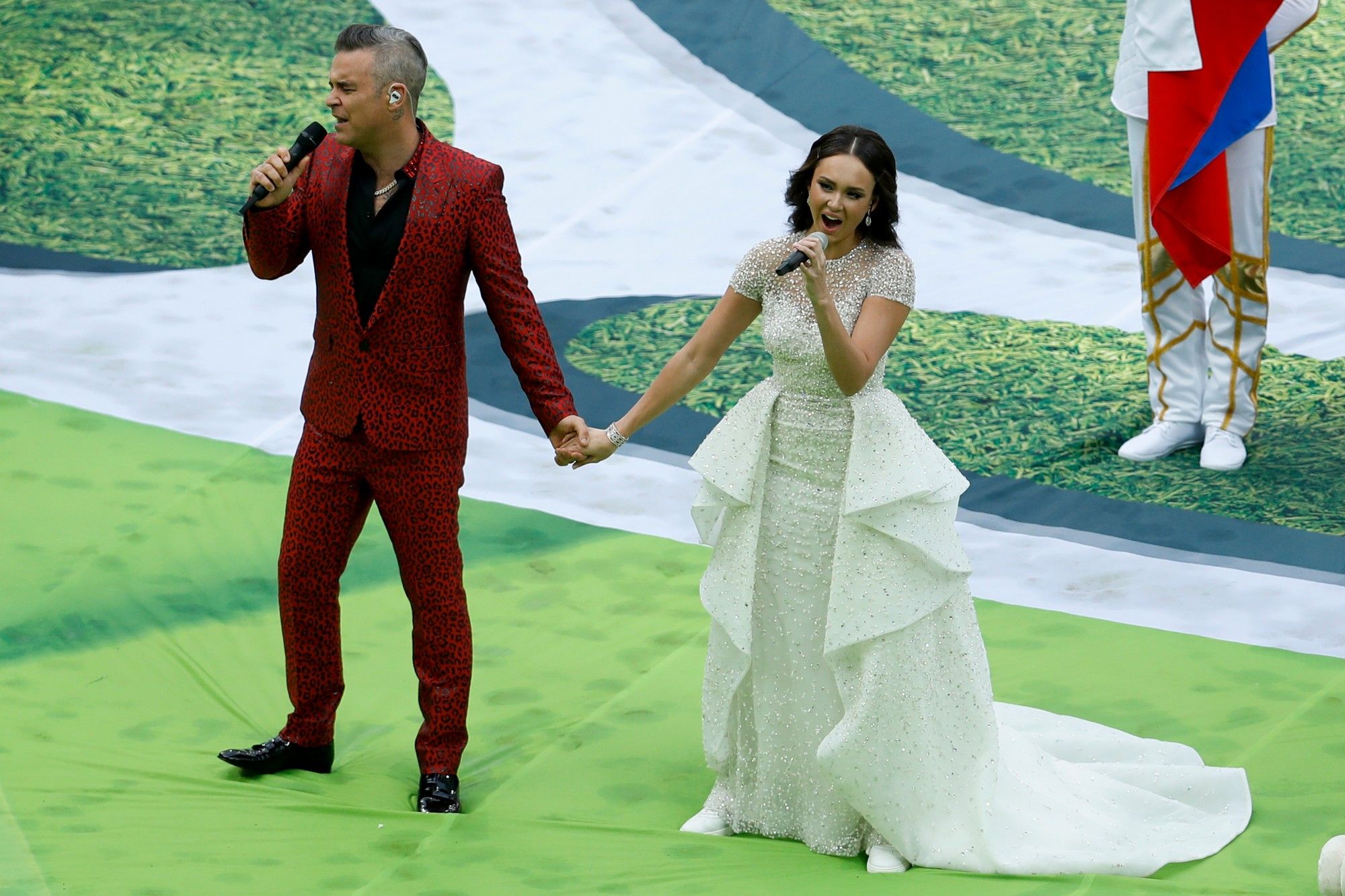 WATCH: Robbie Williams shows critics middle finger at #WorldCup ceremony