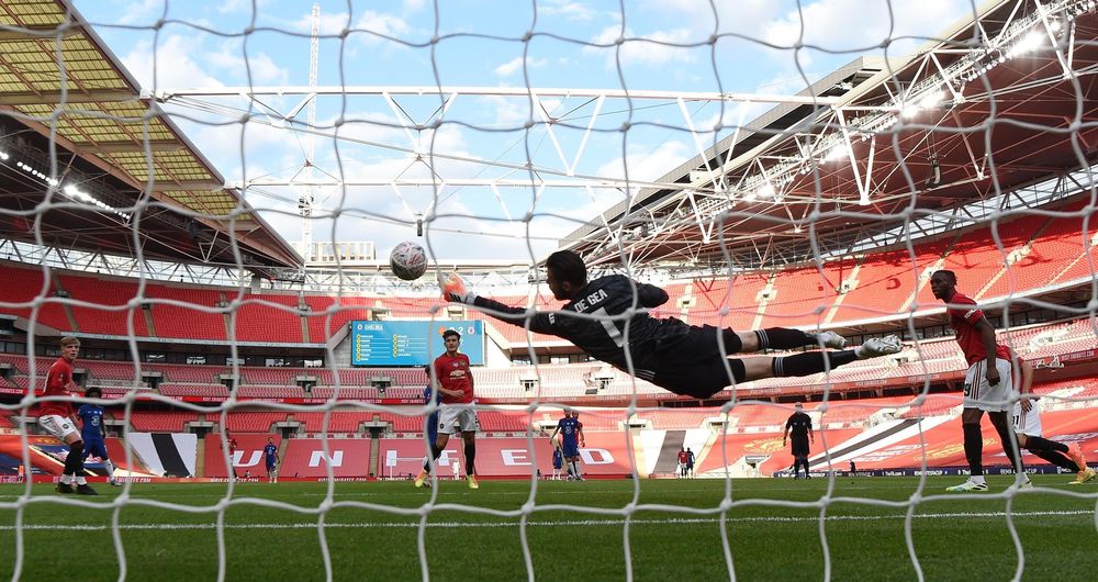 Leicester goalkeeper Schmeichel defends under-fire De Gea