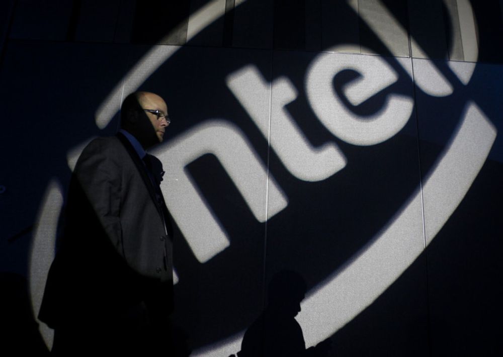 Intel cuts revenue growth forecast