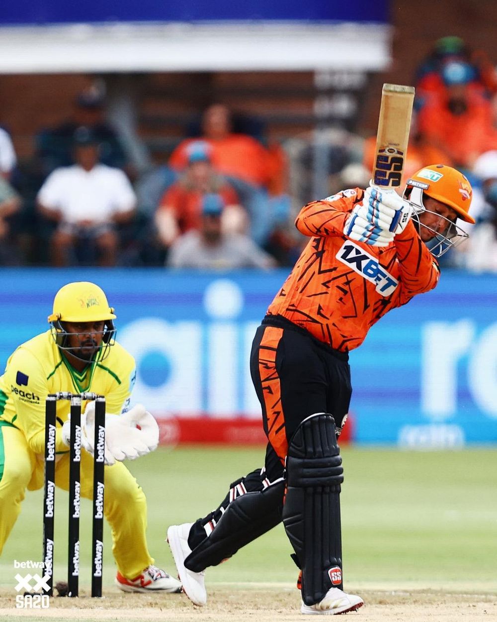 Ithe ngcu phezulu iSunrisers Eastern Cape elwela ukuphakamisa indebe ...