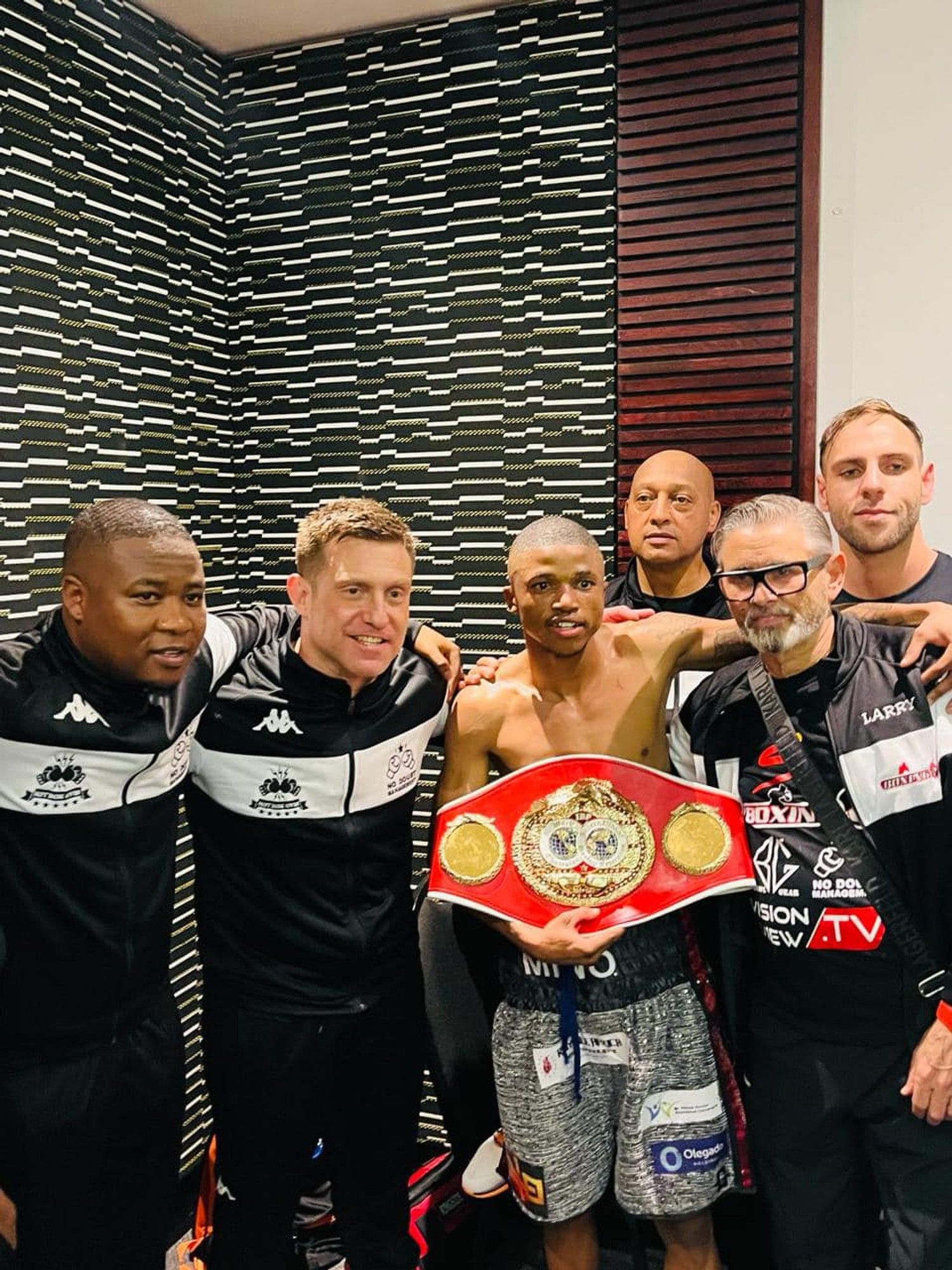 USivenathi Nontshinga uthi uyokuthatha itayitile yakhe eMexico