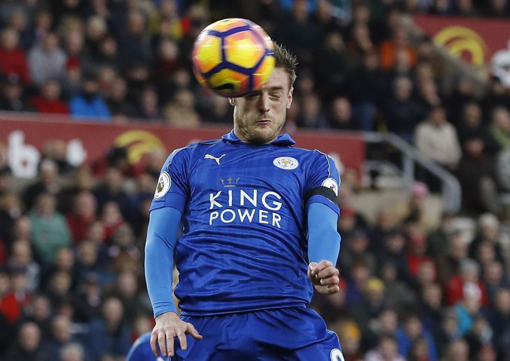 Ranieri keeps faith with misfiring Vardy