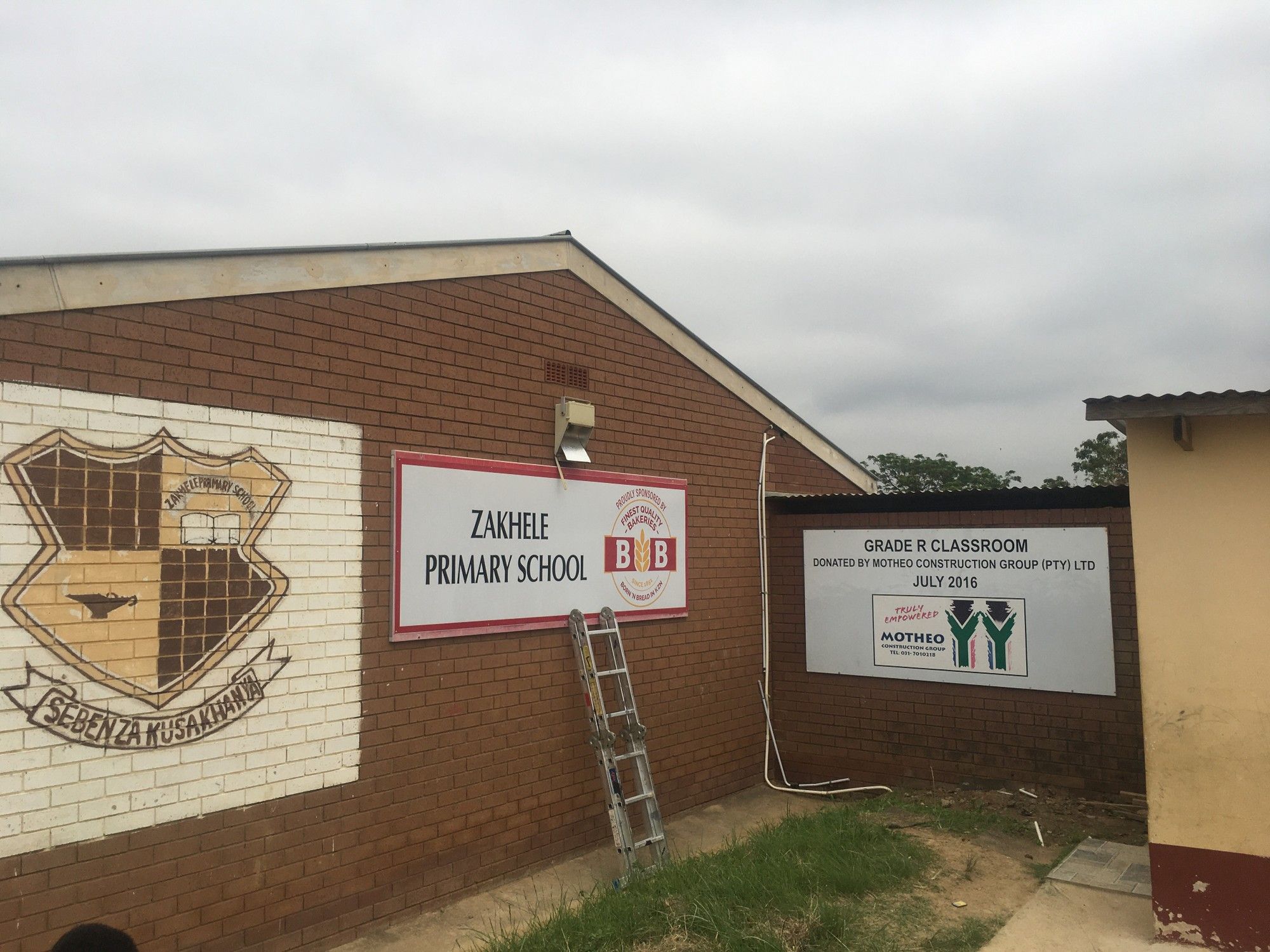 Angry parents block entrance at Clermont primary school