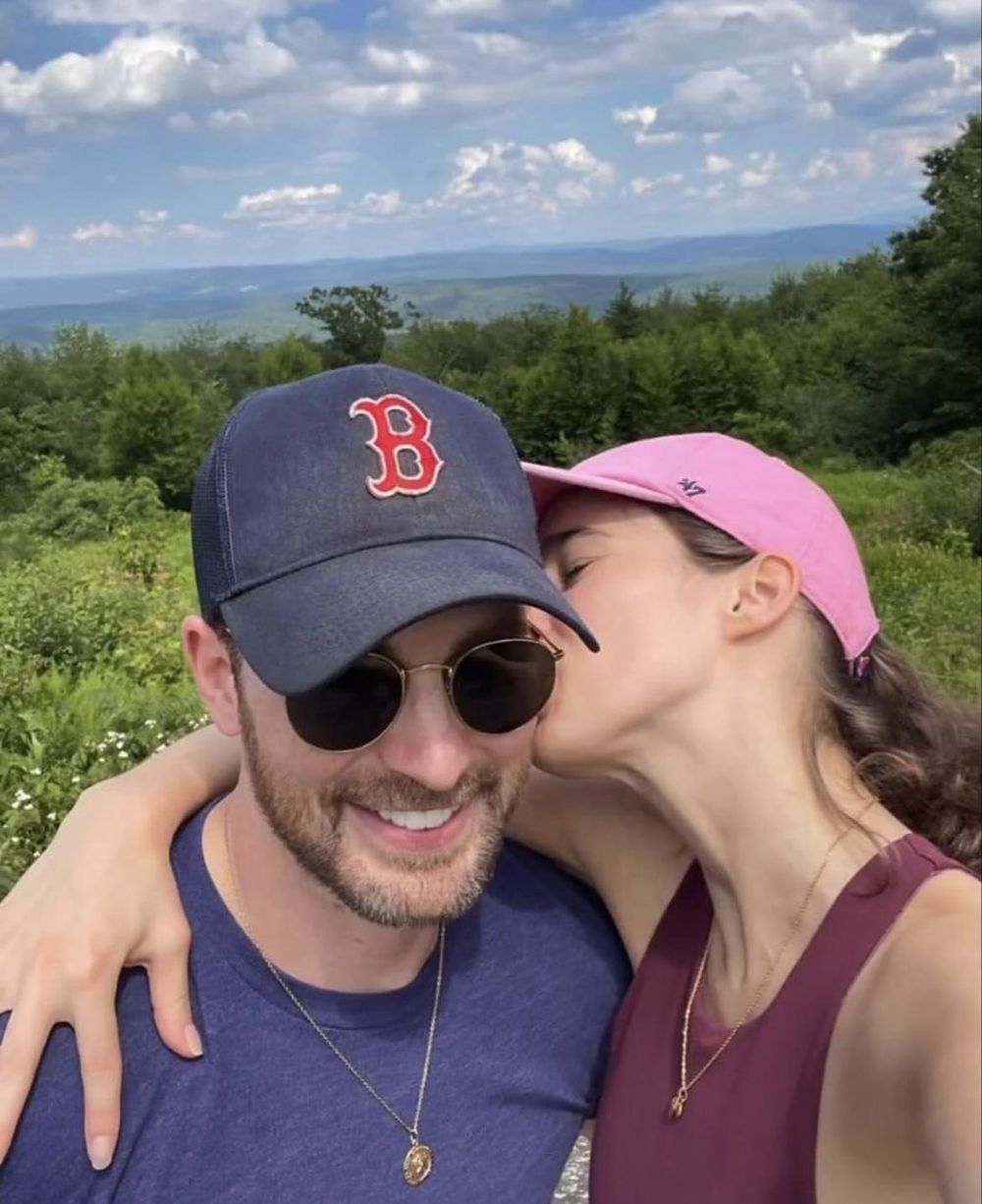 'Captain America' becomes a dad: Chris Evans and wife Alba Baptista ...