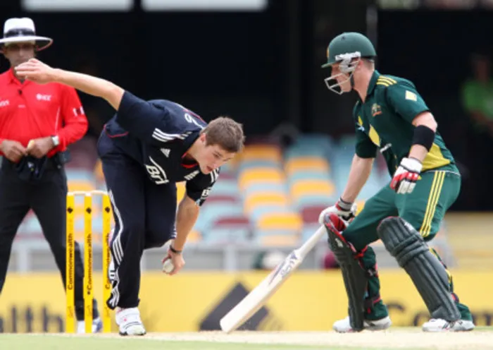 Woakes helps restrict Aussies